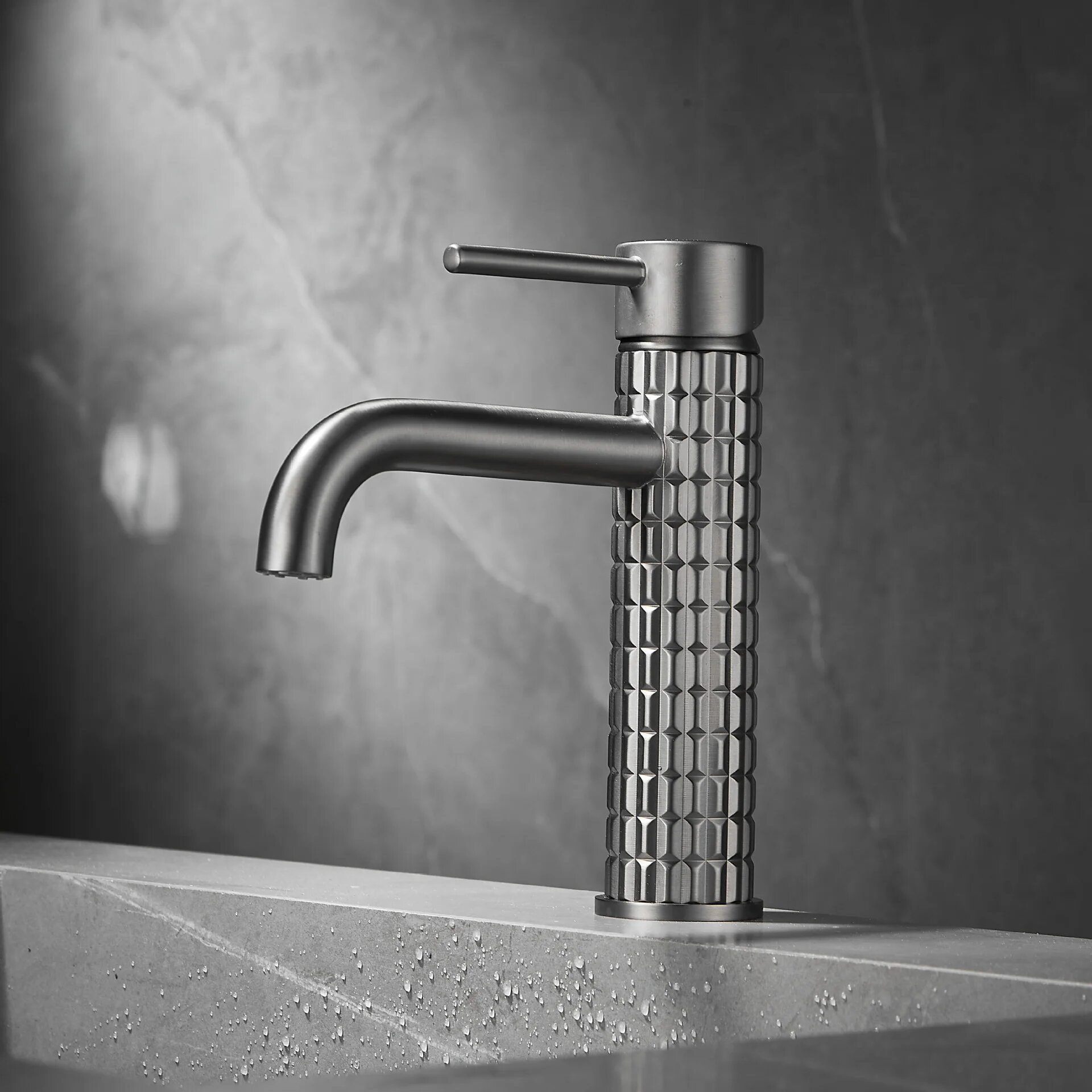 Ручка для ванной комнаты KEMAIDI Luxury Brushed Gold одинарной ручки смесительный кран для раковины с холодной и горячей водой с текстурированным дизайном, монтируемый на раковину — серый