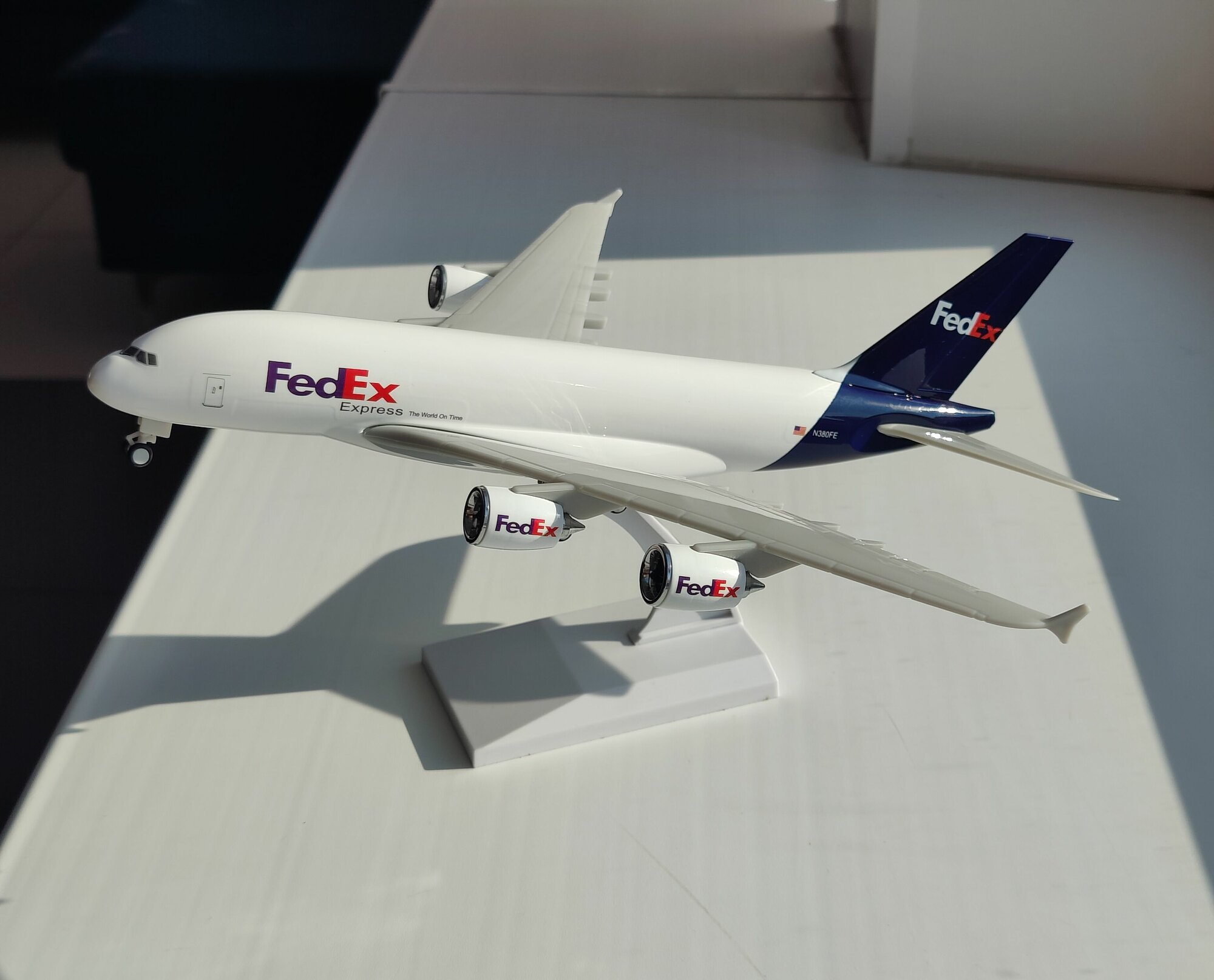 Игрушечная модель самолёта FedEx — фото 1