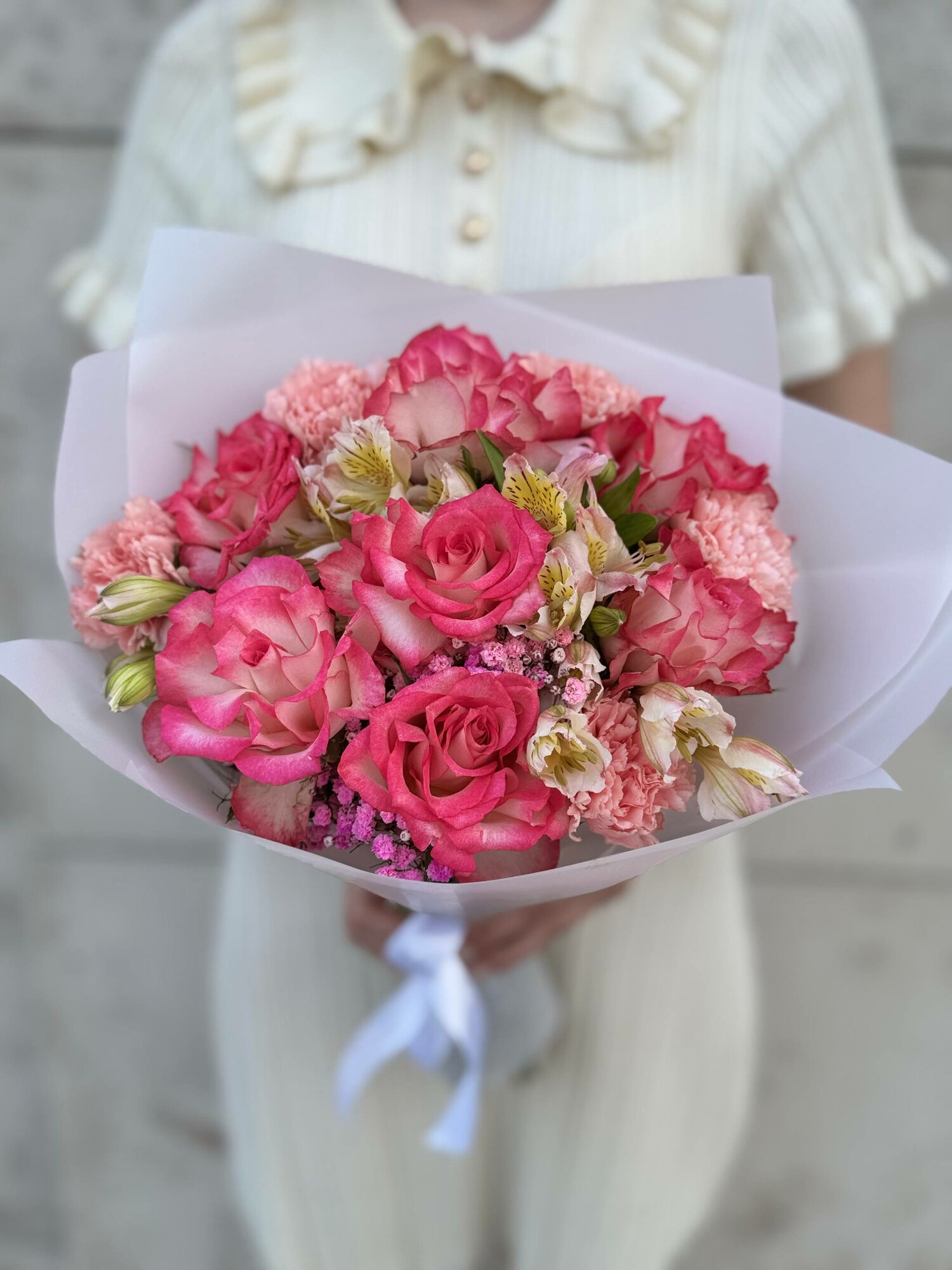 Букет цветов / Decoriflora / Роза, Гвоздика, Альстромерия / цвет Розовый, белый / Микс из 17 шт — фото 1