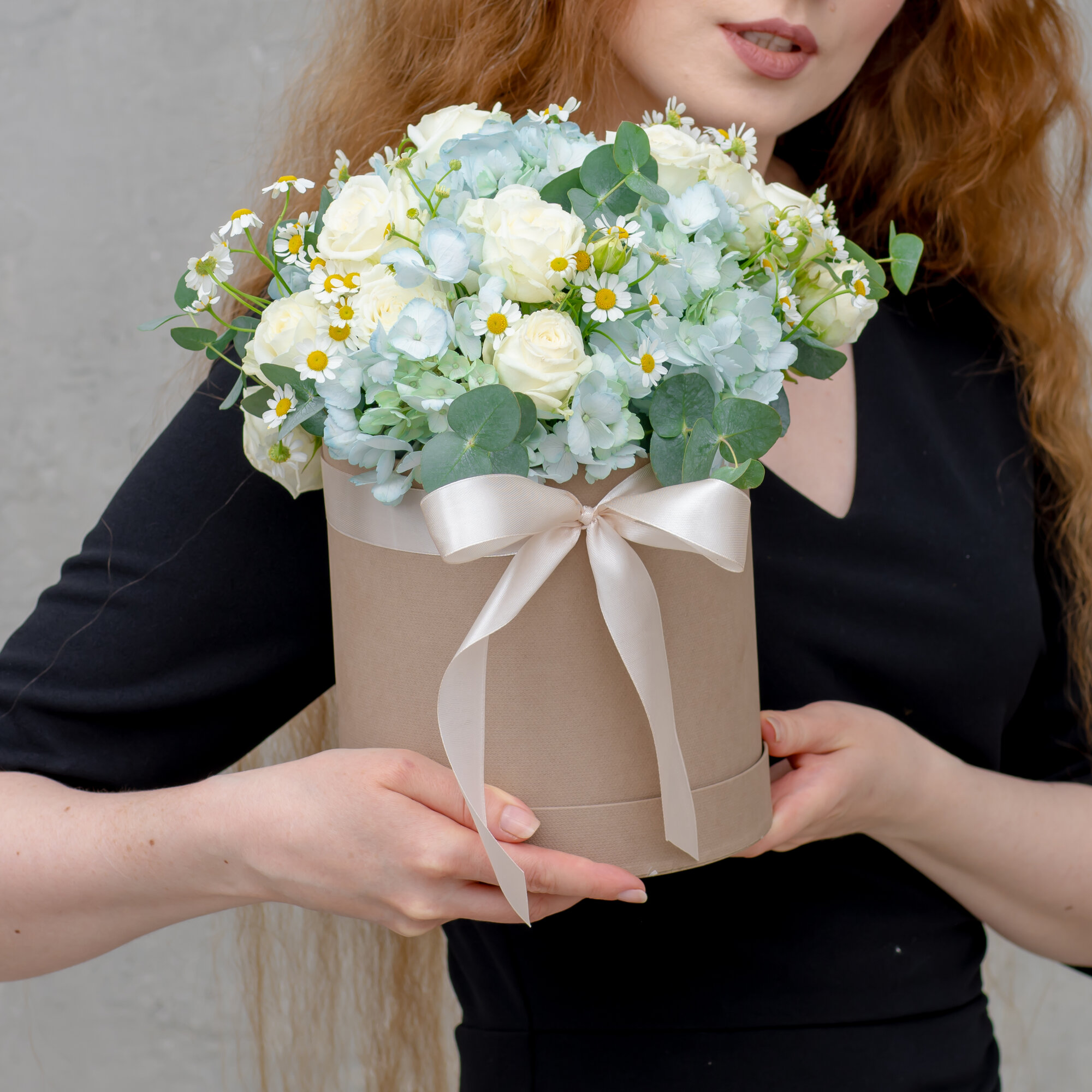 Букет живых цветов Flor-Pro Flowers из белых кустовых роз "Маленькое счастье"
