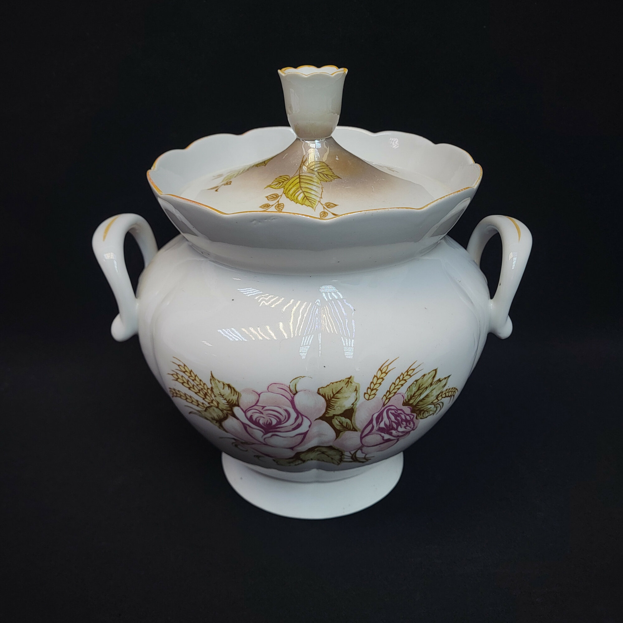 Сахарница винтажная, СССР. Фарфор, с крышкой, декор с розами и колосьями, 1 предмет