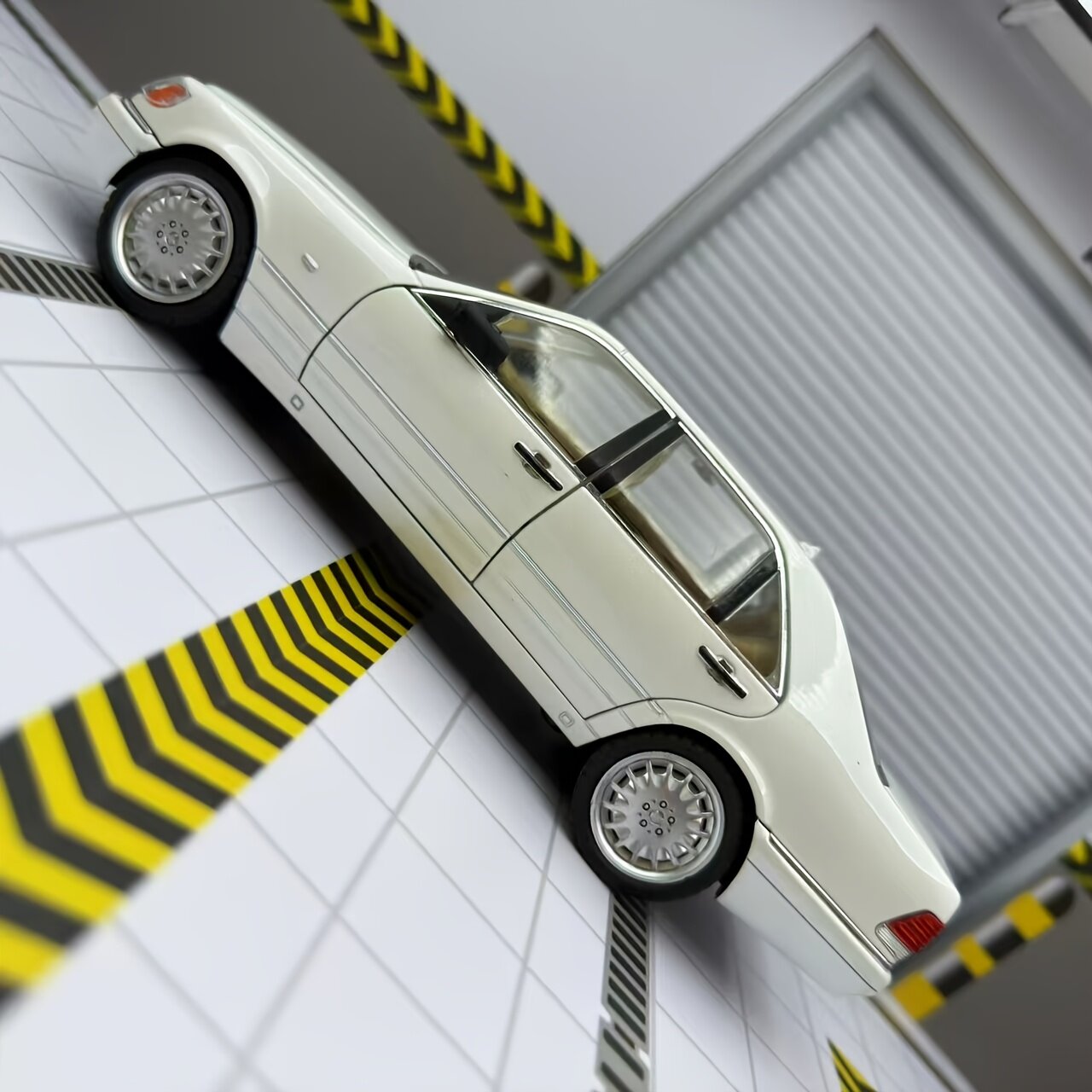 Коллекционная модель автомобиля в масштабе 1:24 из сплава, белый цвет, модель MNVBD-665144, настольный декор для дома и офиса