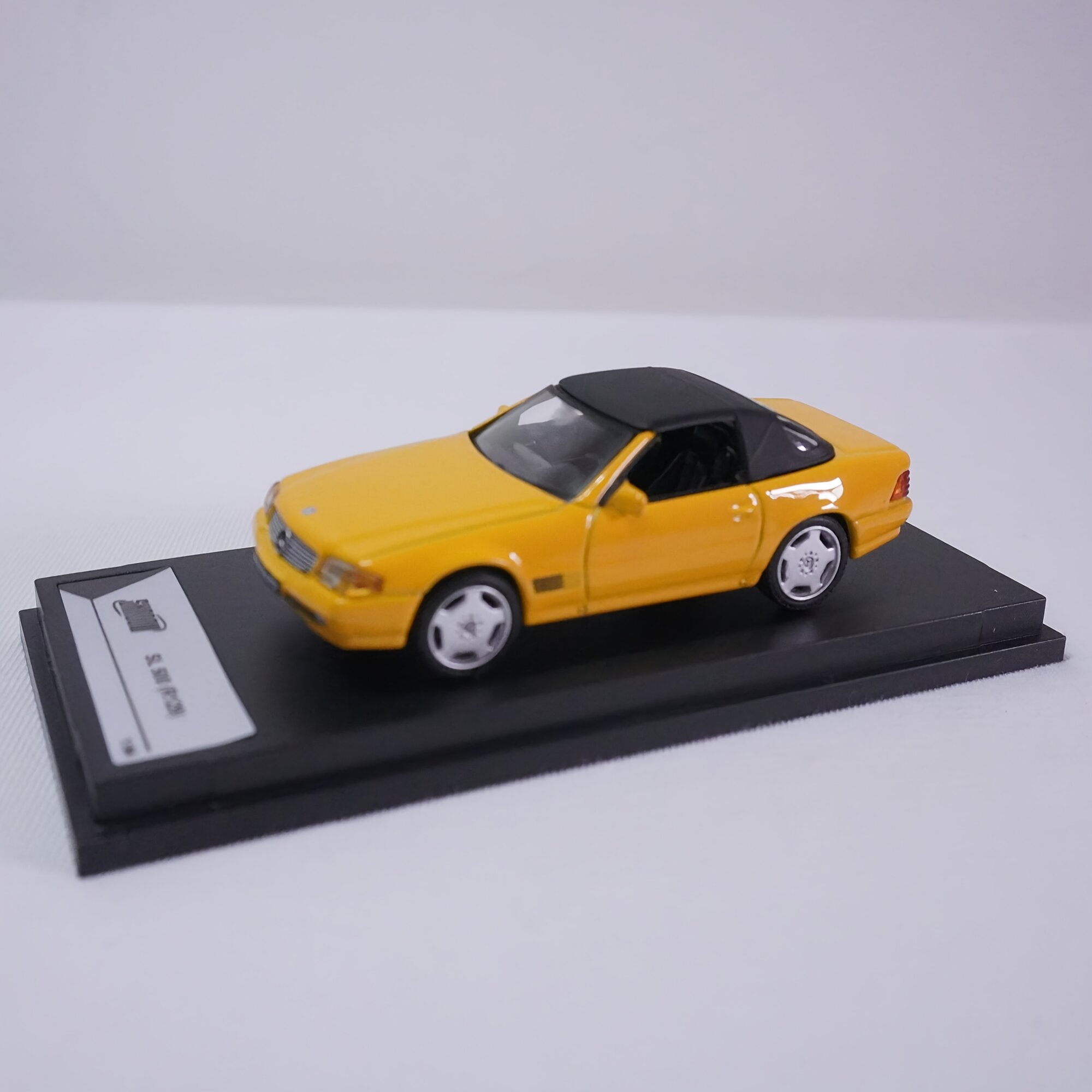 Коллекционная модель автомобиля 1:64 из сплава, кабриолет, желтый цвет, винтажный стиль, с открывающейся крышей и дверями, детализированный интерьер, для статической экспозиции