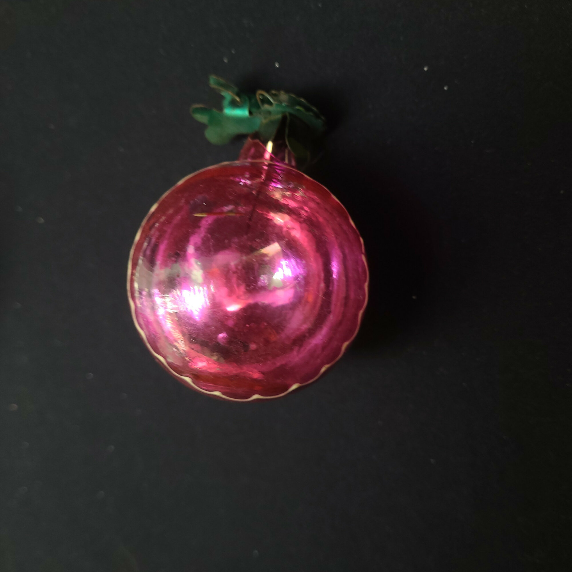 Елочная игрушка винтажная, СССР. Стеклянный шар в виде ягоды с металлическими листьями