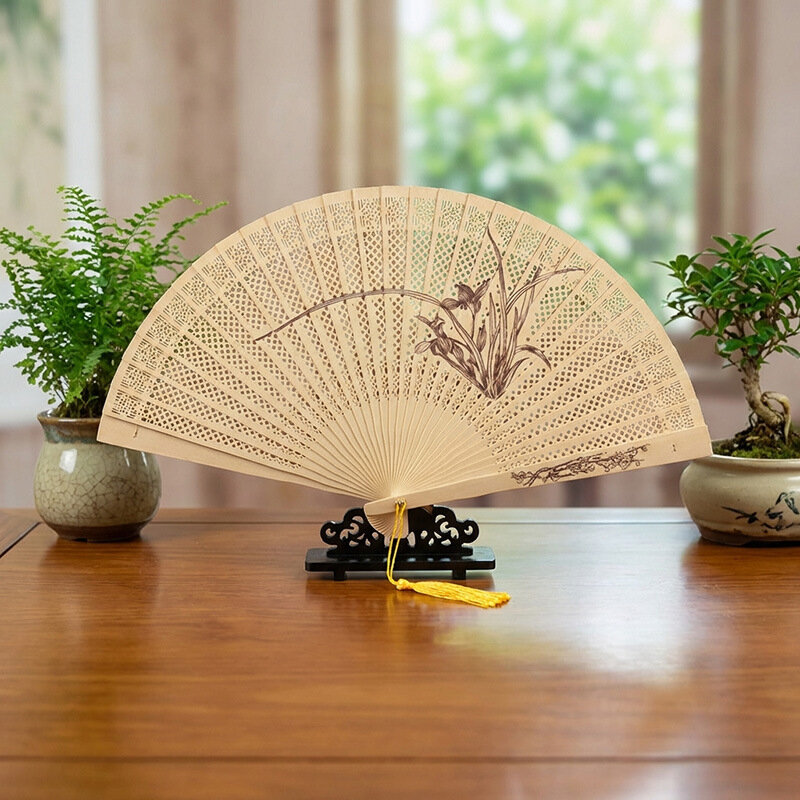 Китайский веер из благовонного дерева с мотивом орхидеи - Традиционная ручная работа, подарок для культурного наследия