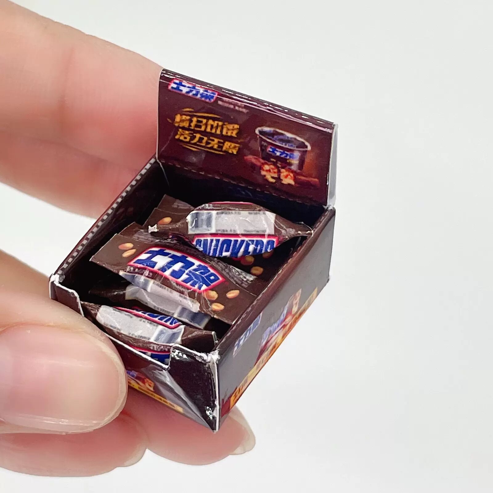 Аксессуары для мини-сцен с едой: мини-коробка с шоколадом Snickers (1 коробка)