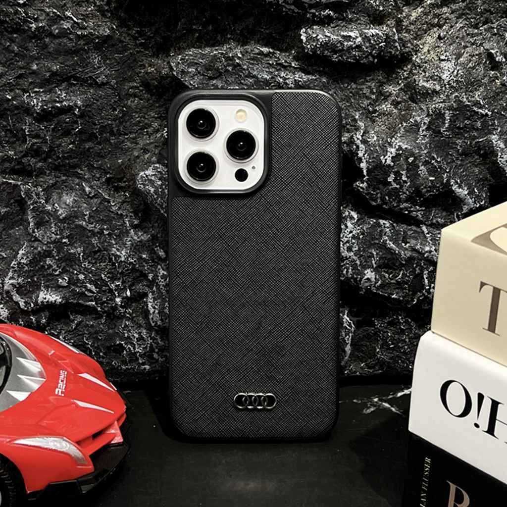 Чехол Audi Leather Plain Smooth на Apple iPhone 13 Pro, из натуральной кожи, с ребристым бампером, с металлическим логотипом, черный