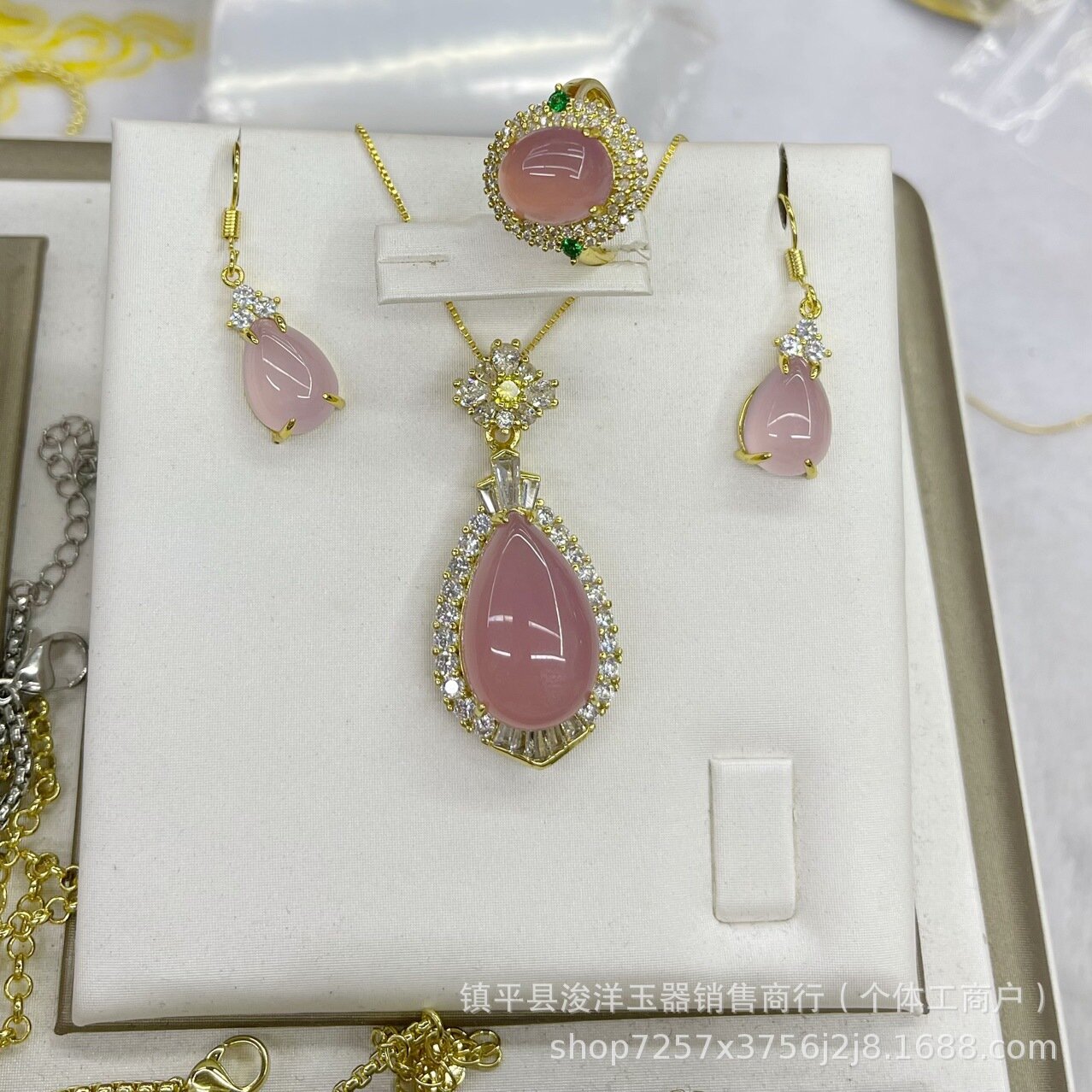 Серебряное покрытие Розовый Халцедон Трехкомпонентный Ювелирный Набор: Подвеска, Сережки, Кольцо для Женщин -