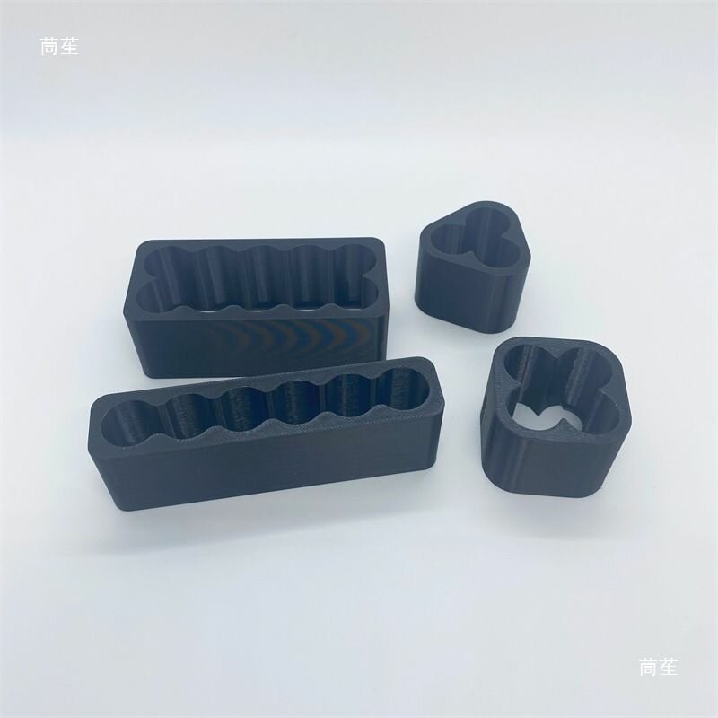 Четыре сварочных аксессуара разных цветов