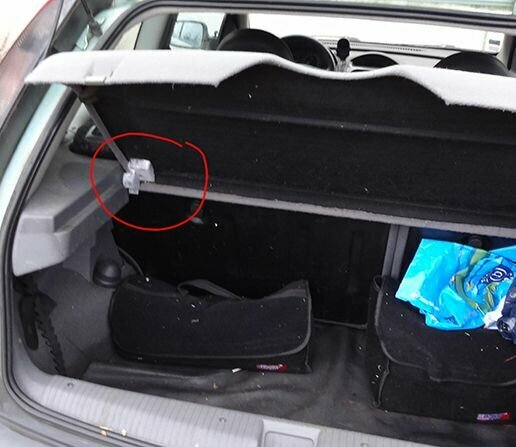 Opel Corsa C Крепление левой петли задней крышки багажника
