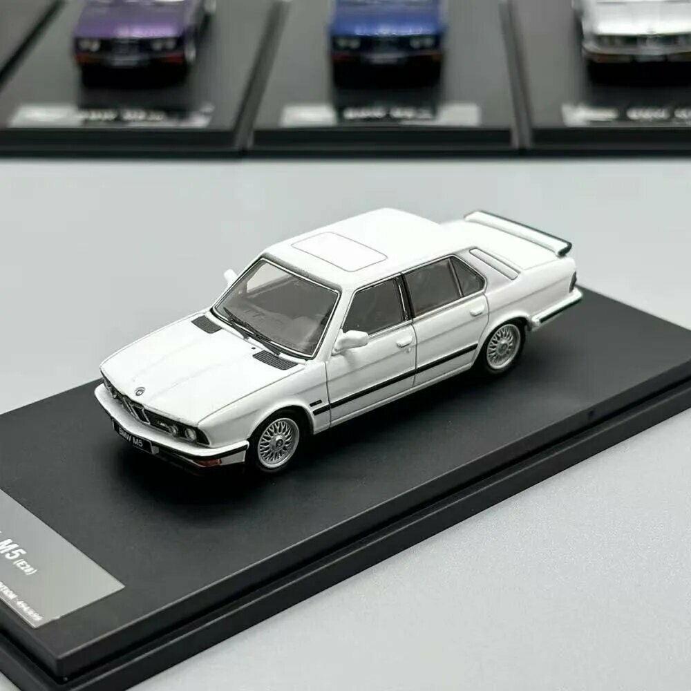 Машинка модель KING MODEL 1:64 BMW M5 E28 Limited Edition 999 units alloy car model