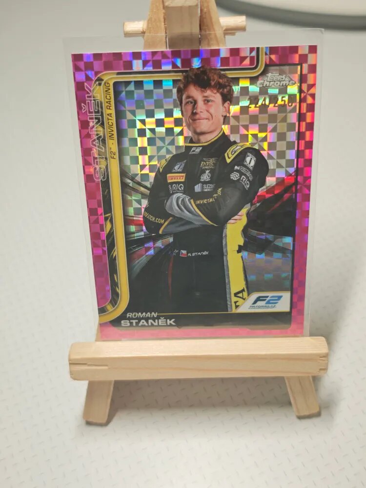 Коллекционная карточка Topps Chrome F1 с номером гоночного автомобиля