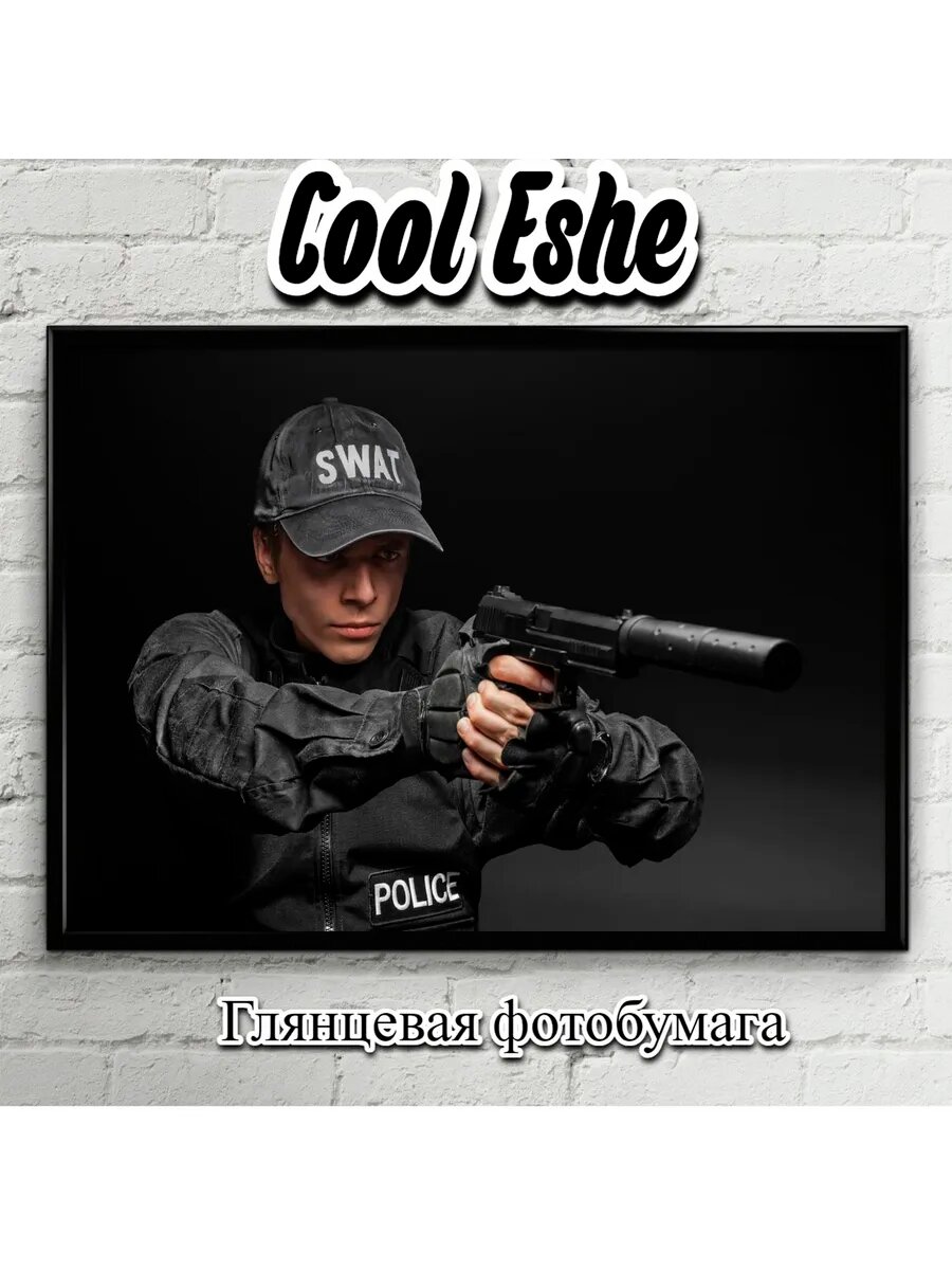Плакат "Парень с оружием, кепка, SWAT" для интерьера А4