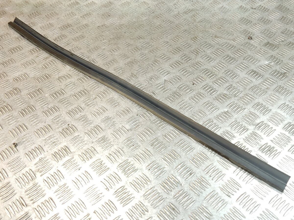 Уплотнитель двери передней правой TOYOTA Camry v50 6786306070