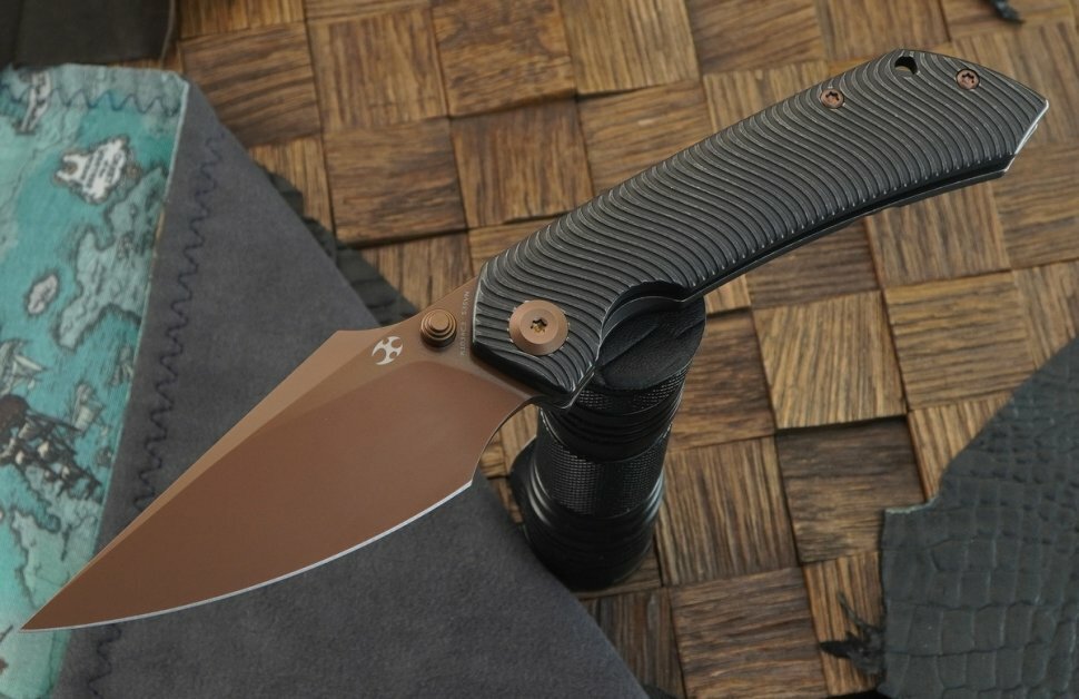 Складной нож Kansept Knives Fenrir, сталь CPM S35VN, покрытие rose gold, рукоять черный титан текстура волна