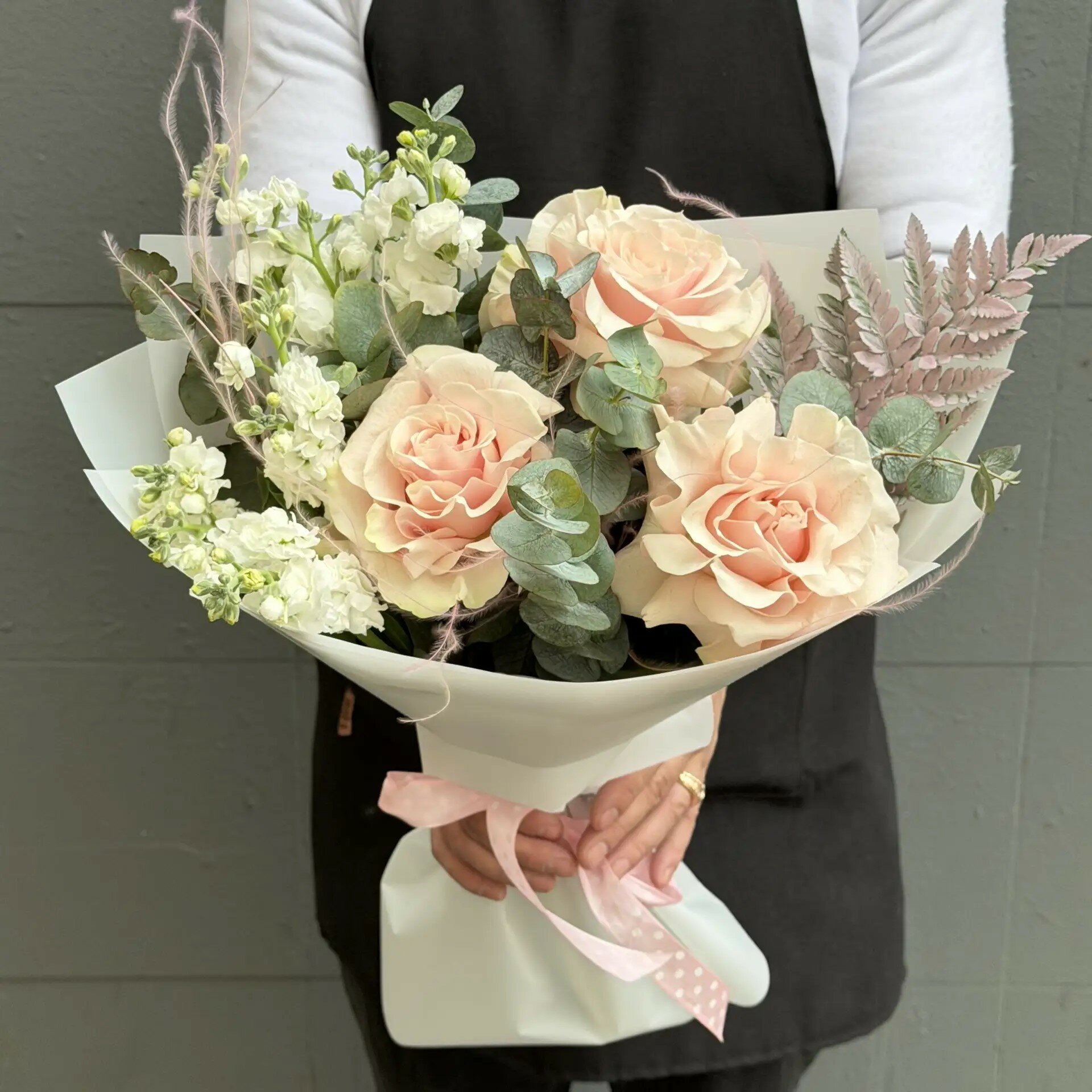Букет Rybe-Flowers "Маттиолы и французские розы", из маттиолл и роз