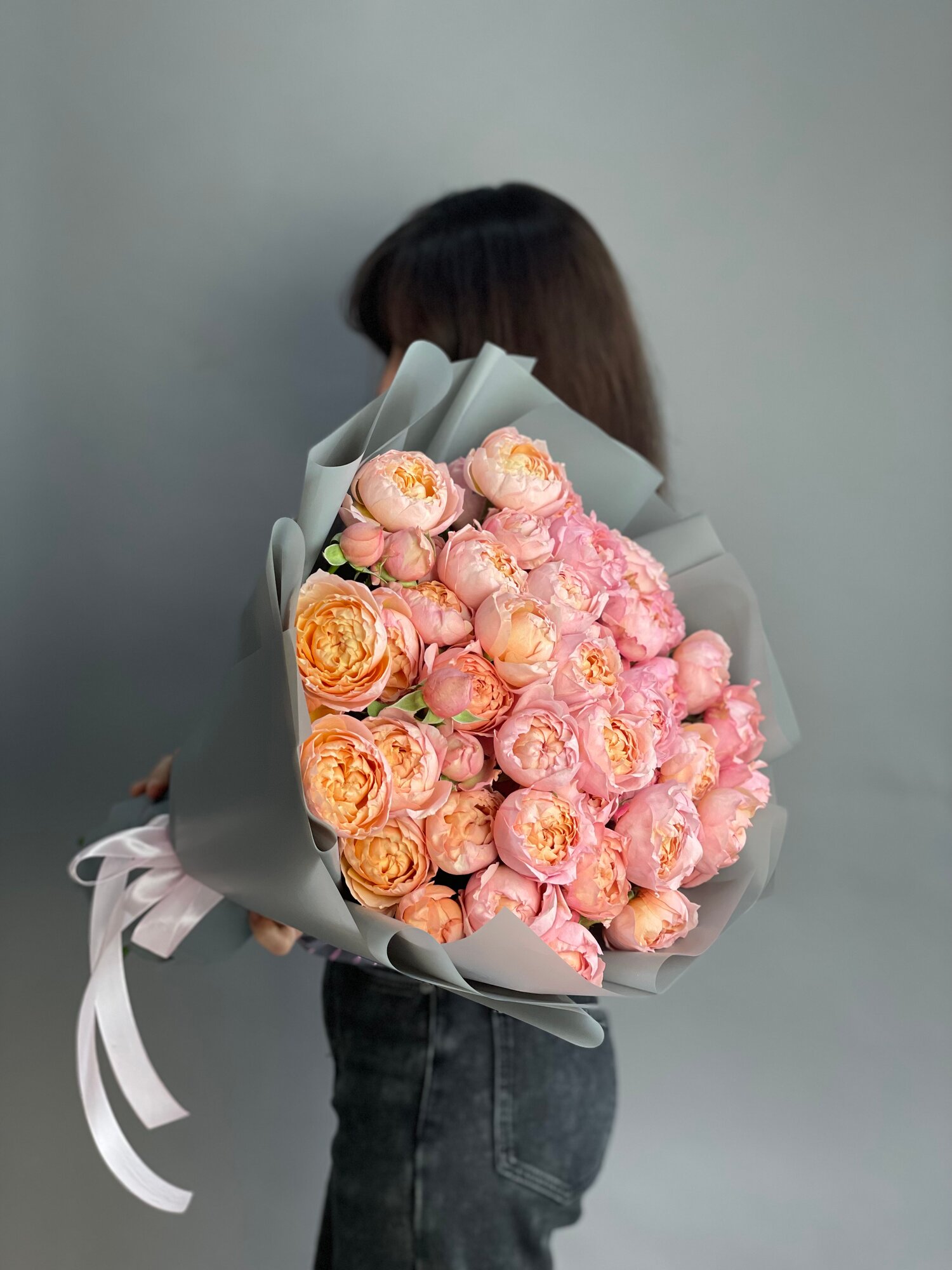 Букет из 15 кустовых пионовидных роз, размер M, от "Di_Flowerslab"