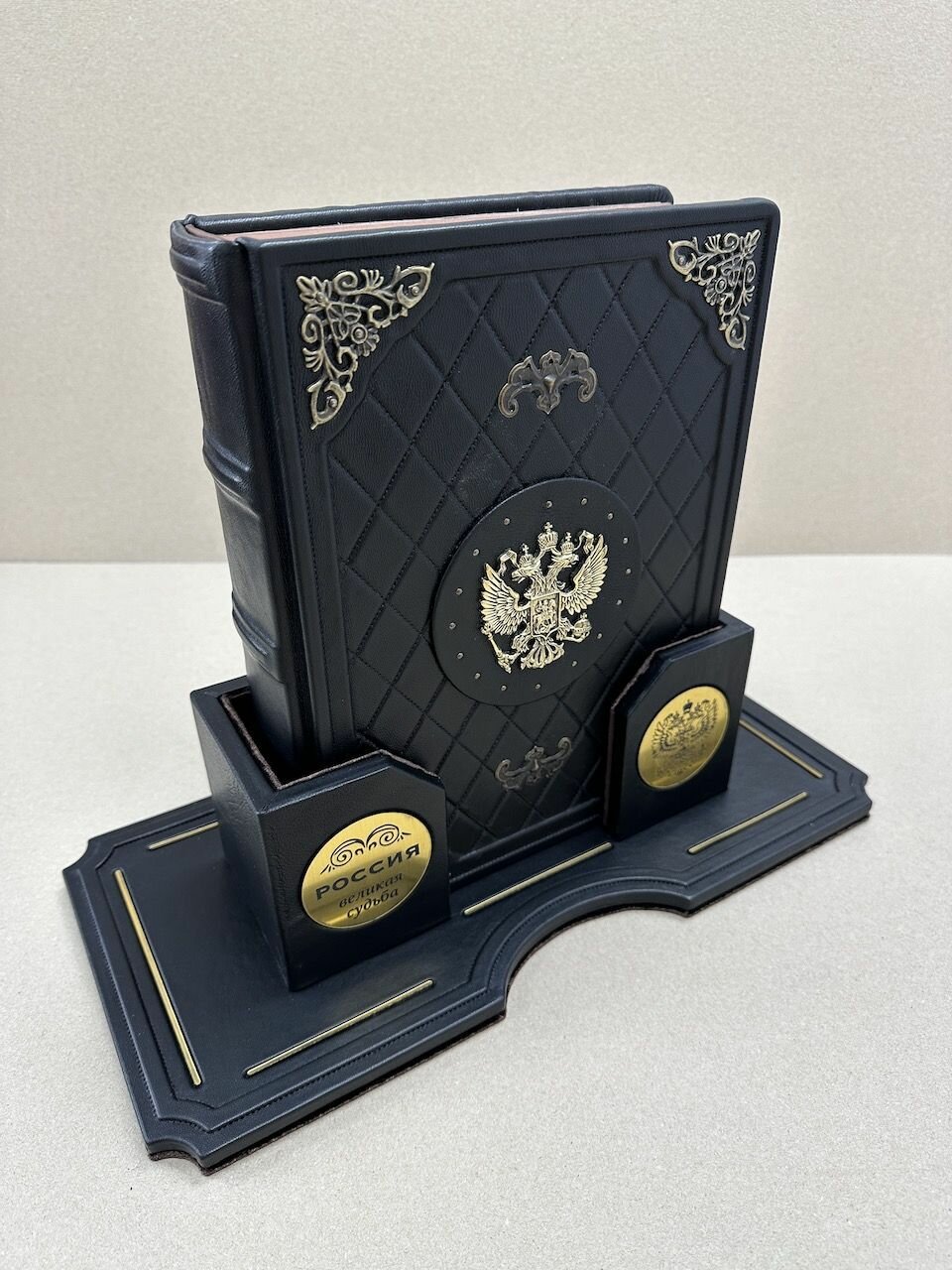 Россия великая судьба (подарочная кожаная книга на подставке)
