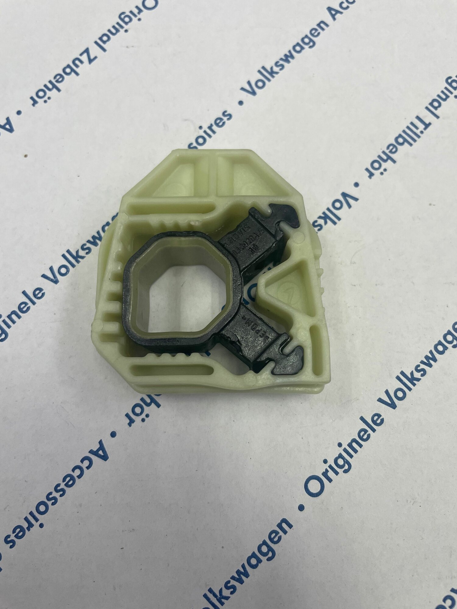1K0121367G VAG Кронштейн радиатора верхн для AUDI A3/ VW PASSAT CC/ TIGUAN (2007>)