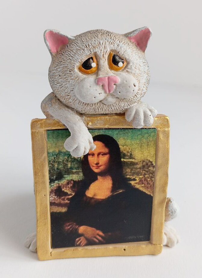 Фигурка "Кот с картиной". Искусственный камень. Коричнево-белый.