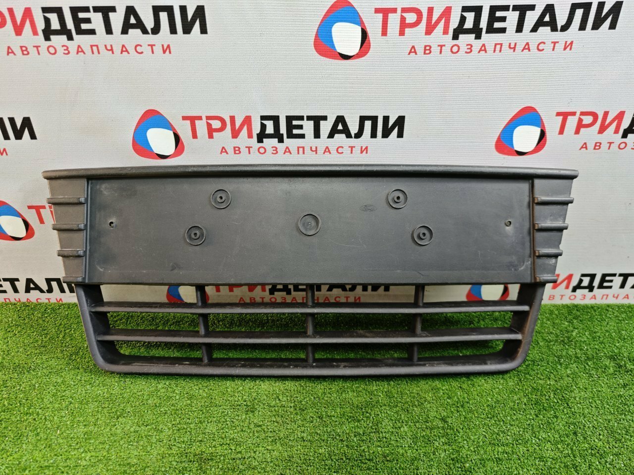Решетка в бампер Ford Focus 1.6 IQDB 2013 (б/у)