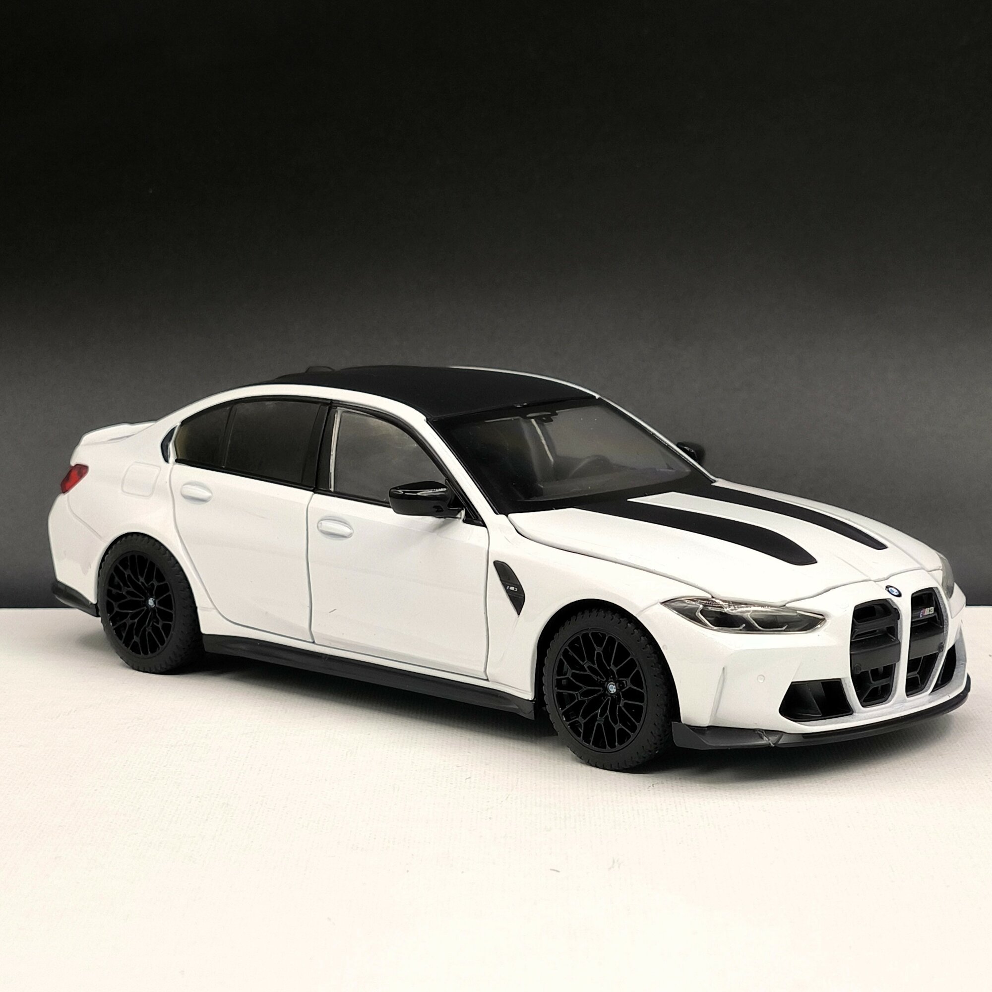 Модель автомобиля BMW M3 G80 с инерционным механизмом. Световое и звуковое сопровождение. Масштаб 1:24
