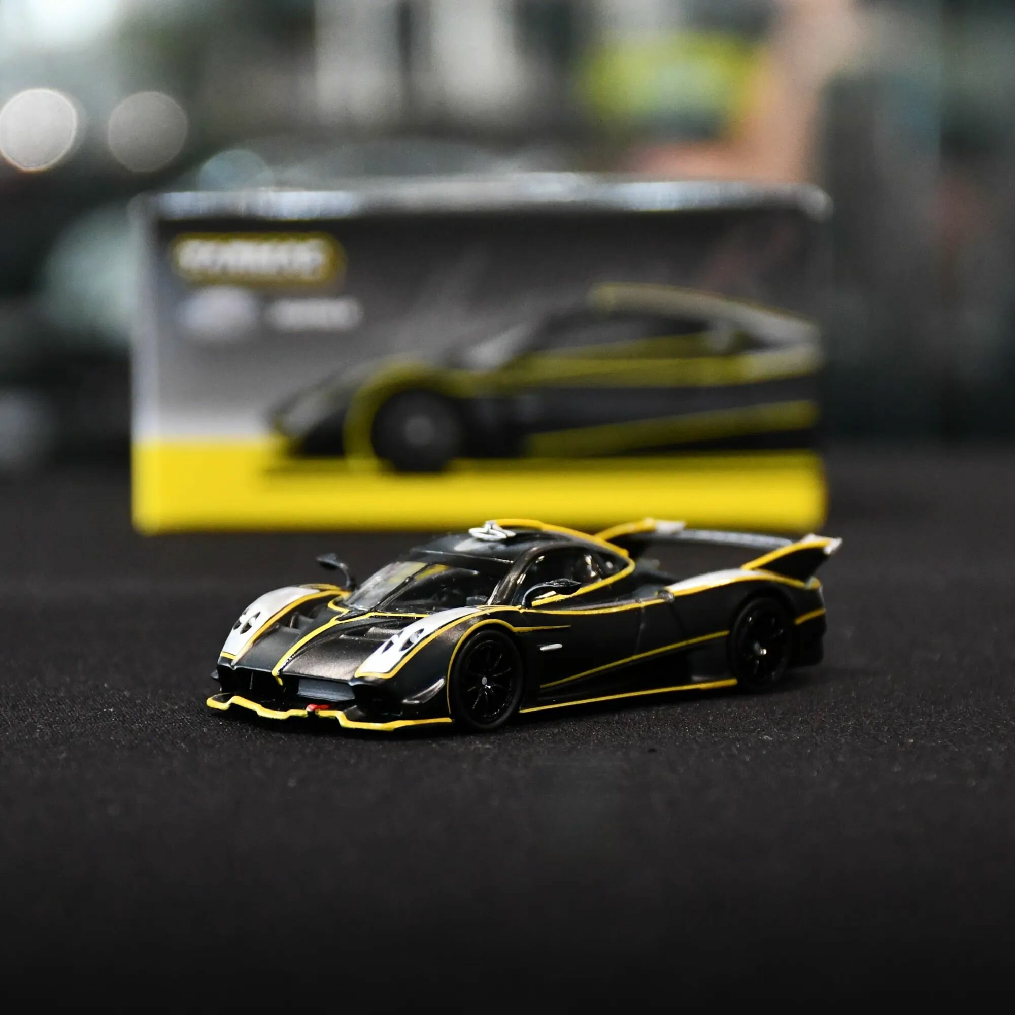Машинка металлическая модель Tarmac works 1:64 Pagani Huayra R Black