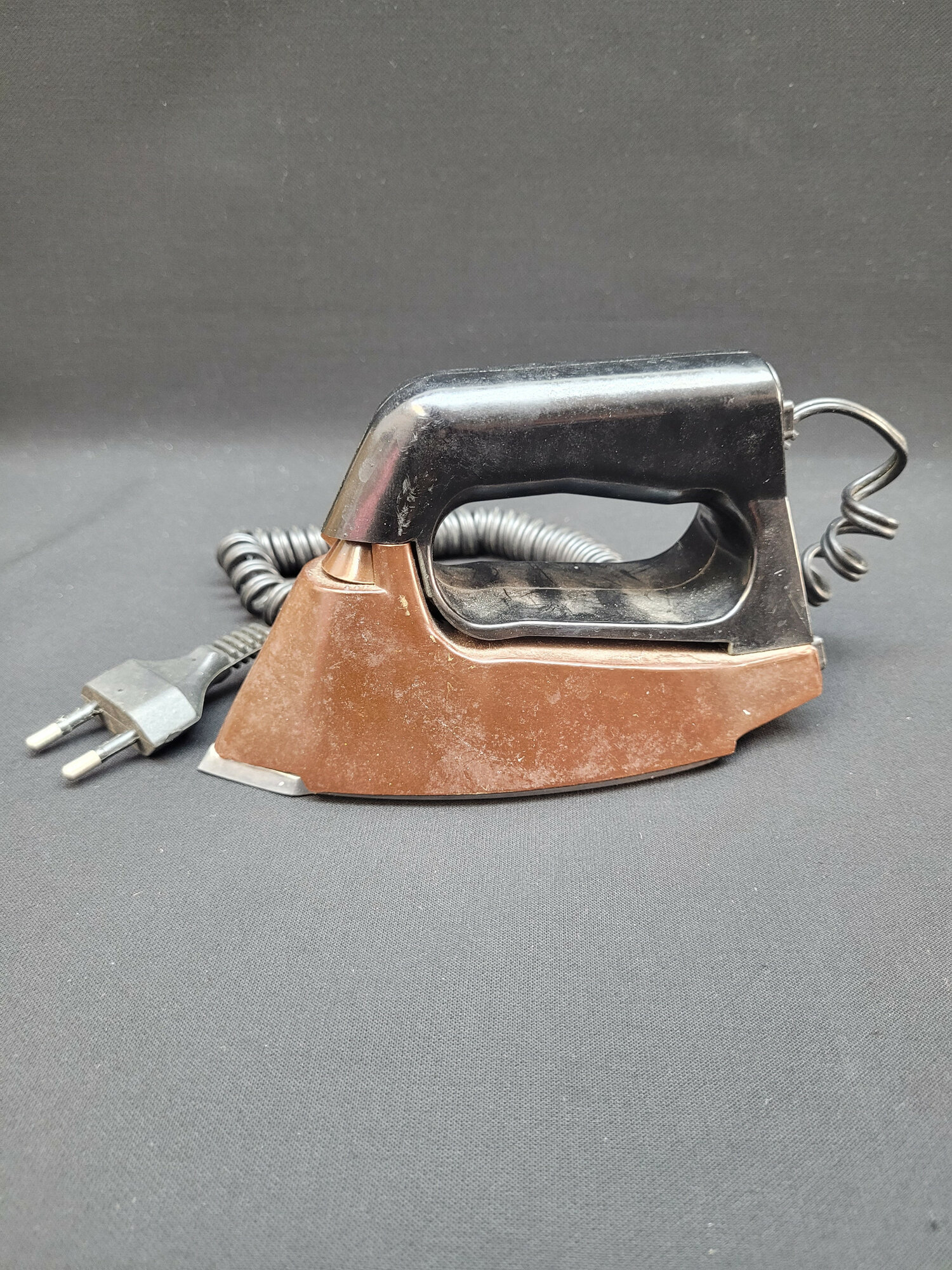 Утюг электрический винтажный, СССР. Корпус из пластмассы, металлическая подошва, шнур с вилкой