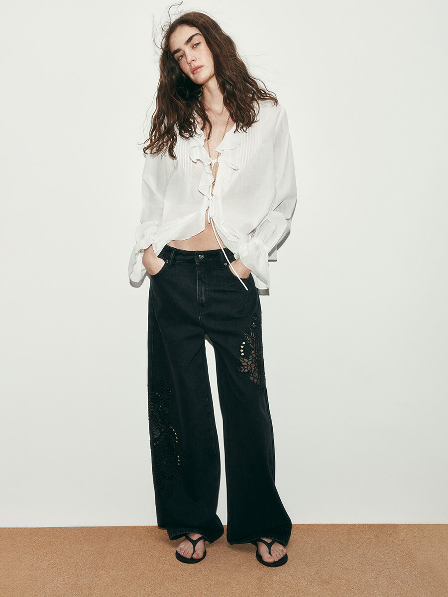 Джинсы baggy fit со средней посадкой и ажурной вышивкой 