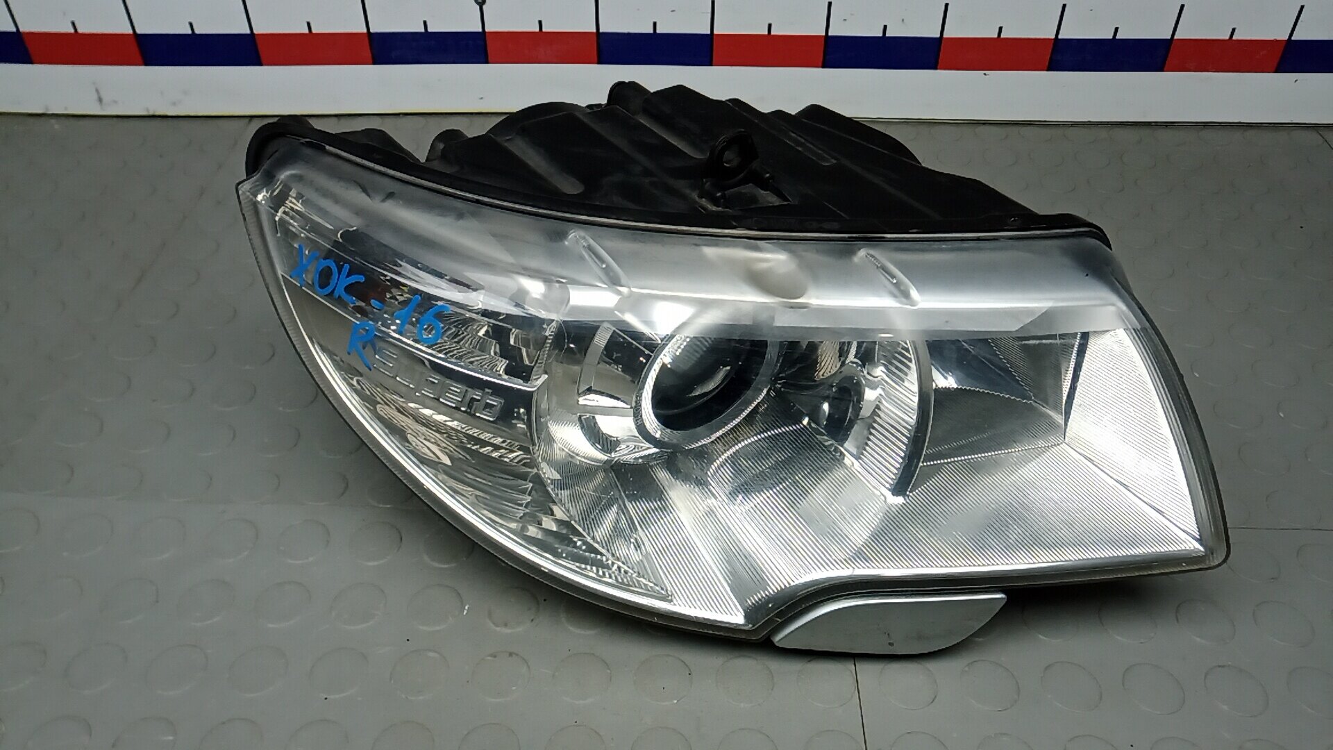 Фара правая SKODA SUPERB 2