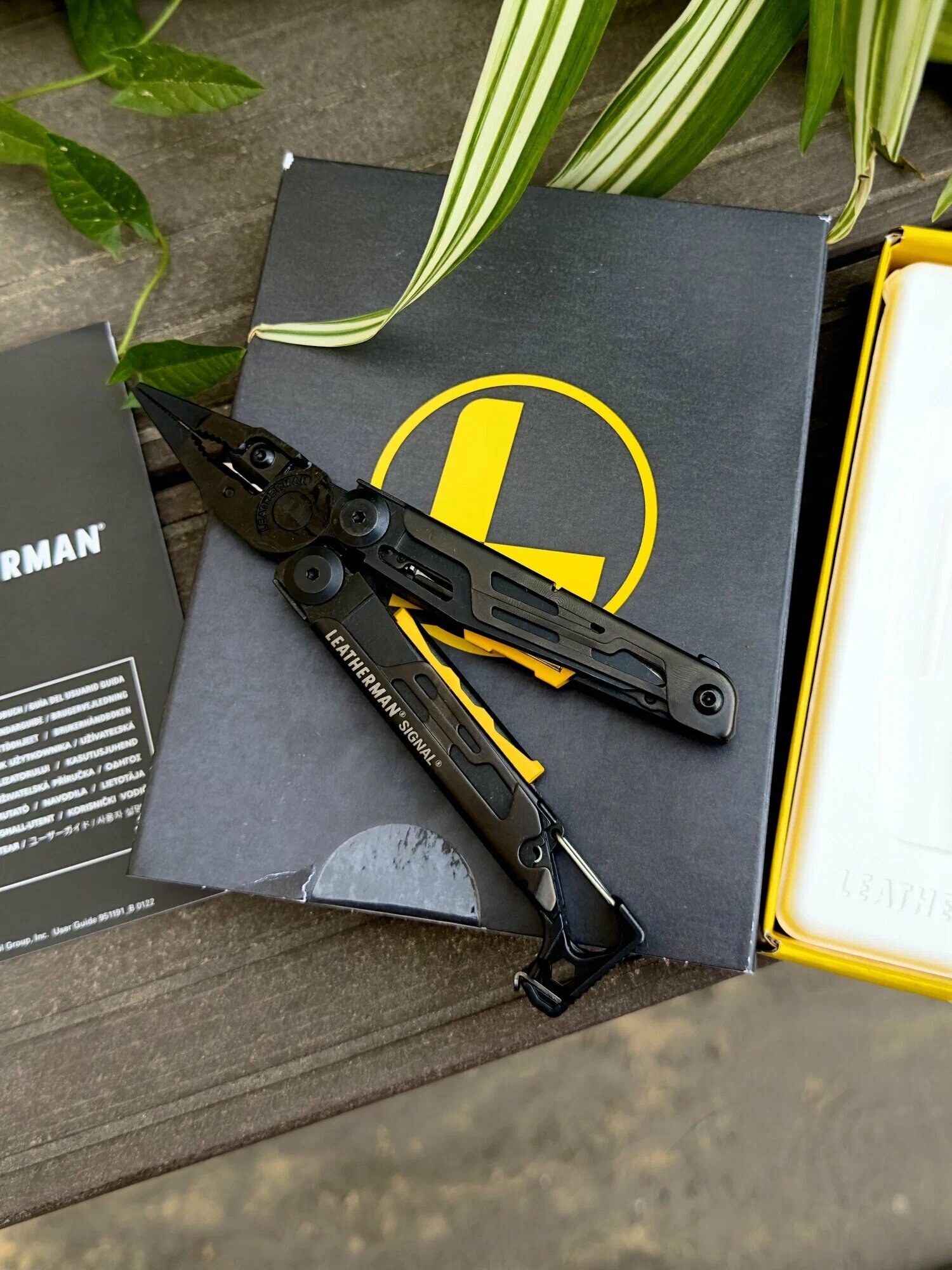Мультитул Leatherman Signal Black Peg-Int, сталь 154 CM, 19 tools