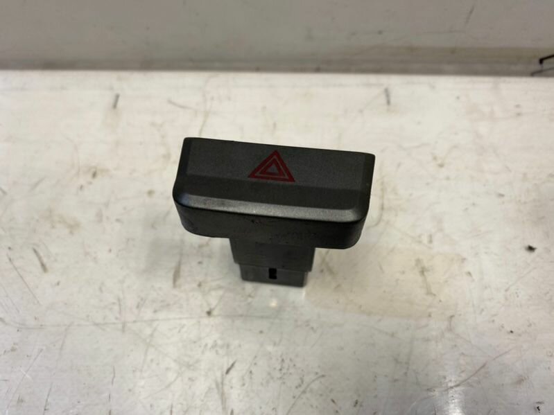 Кнопка аварийной сигнализации Hyundai Accent 2005 9379025000 LC G4EC (с пробегом)