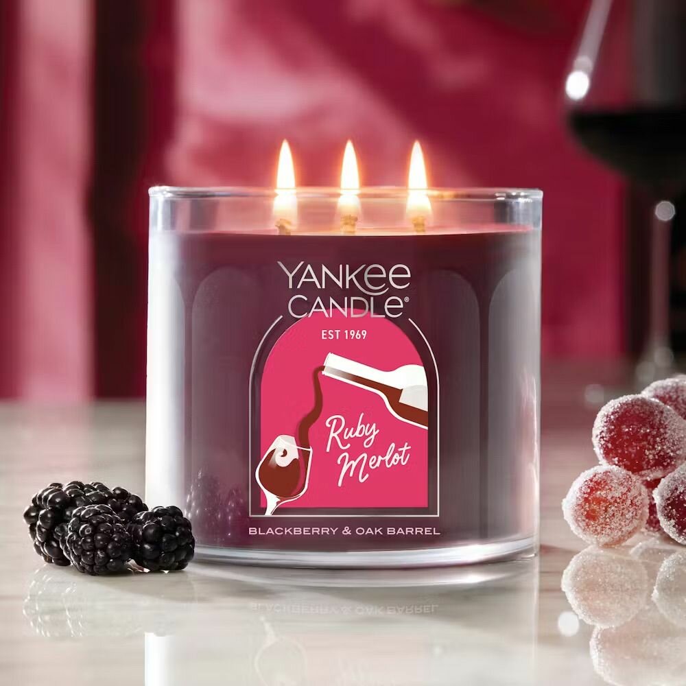 YANKEE CANDLE свеча ароматическая с тремя фитилями. Ruby Merlot. (411 гр)