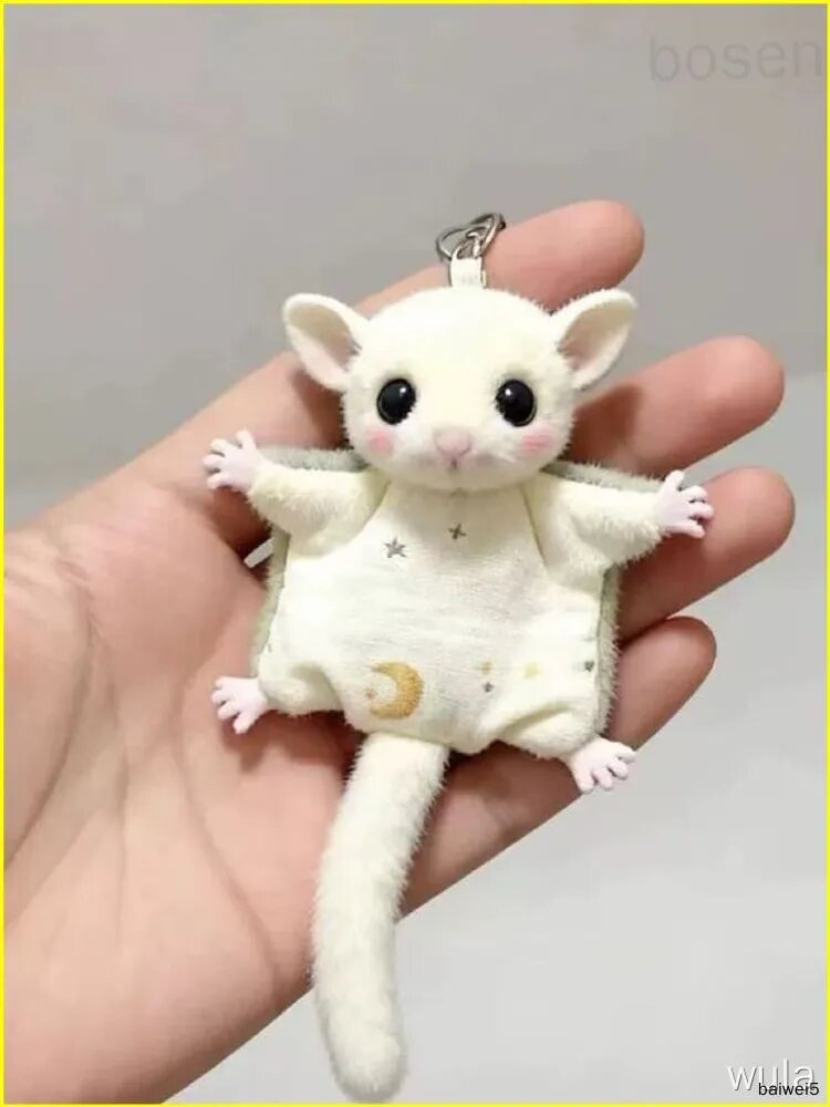 Маленький милый белоухий мышонок с ключами.