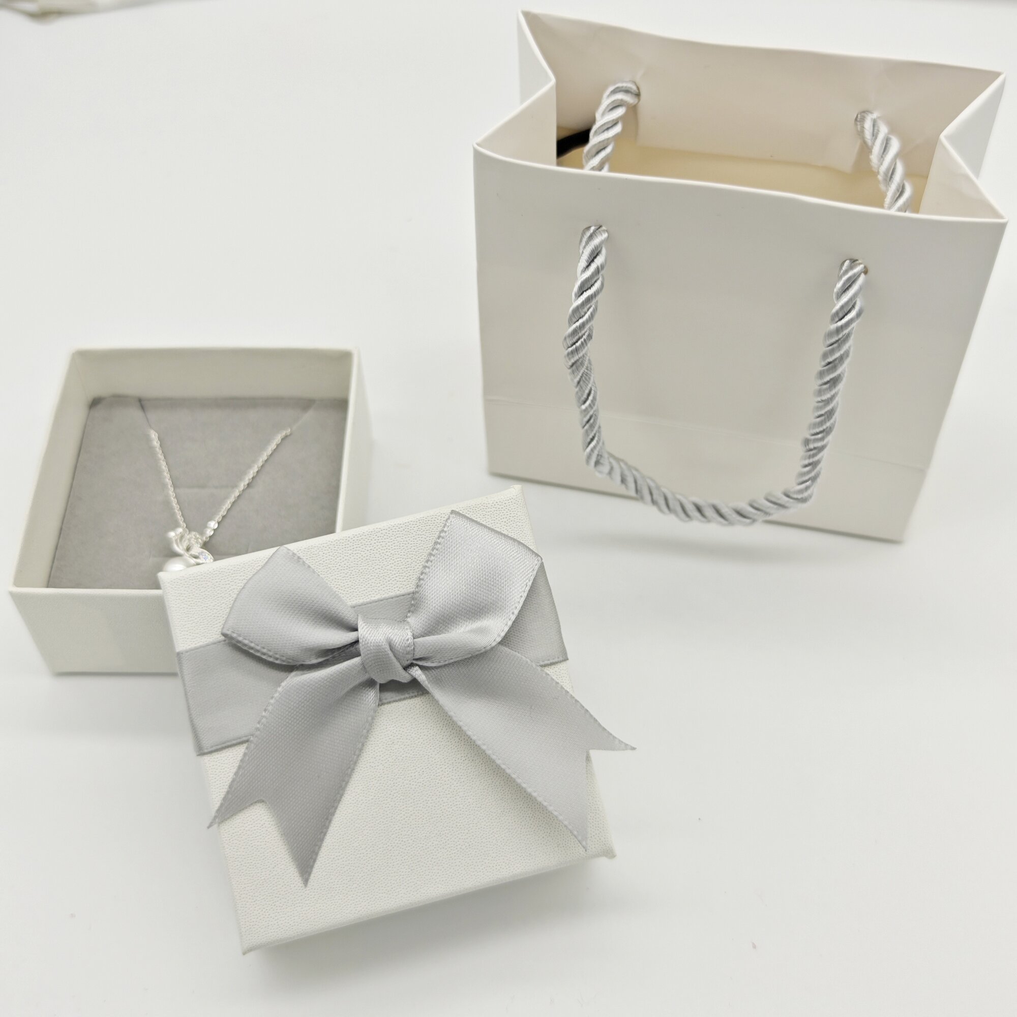 Подарочная коробка и пакет для украшений из бумаги с лентой, цвета белый и серебристо-серый
