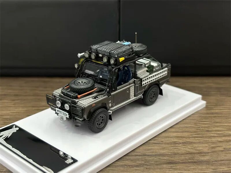 DCM 1:64 Defender Bburago литой автомобиль