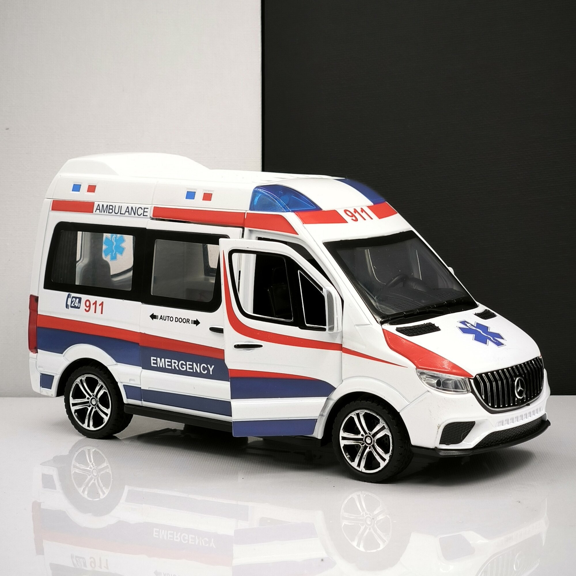 Машина металлическая Mercedes-Benz Sprinter Скорая помощь с световым и звуковым сопровождением. Масштаб 1:24