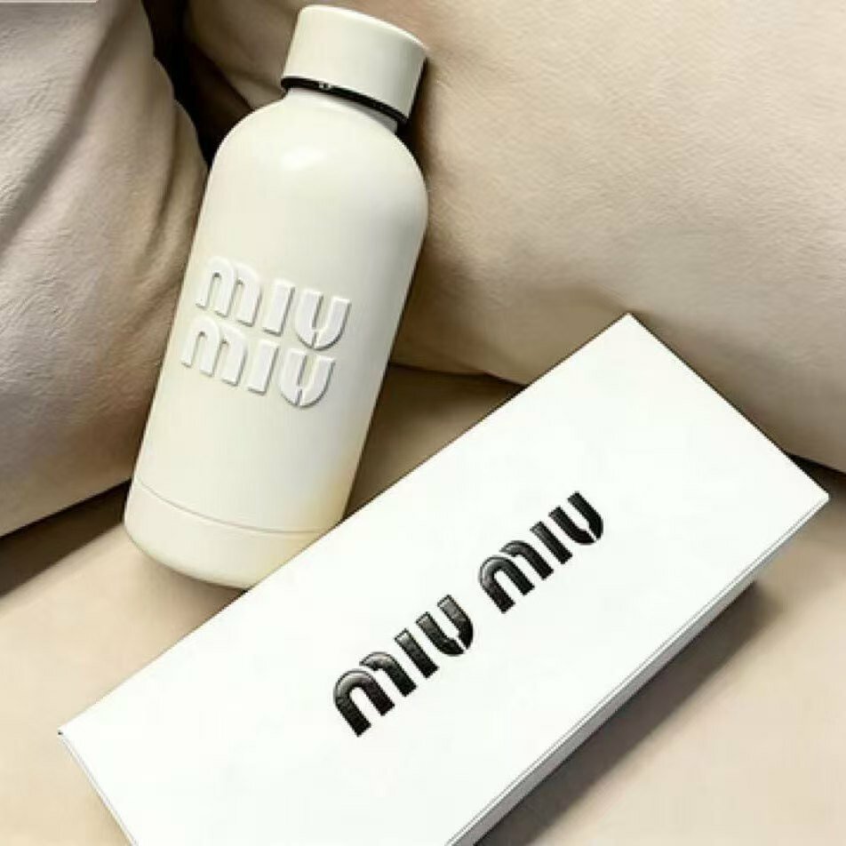 Стильная термобутылка для воды Miu, с вакуумной изоляцией, доступна в различных мягких и ярких цветах.
