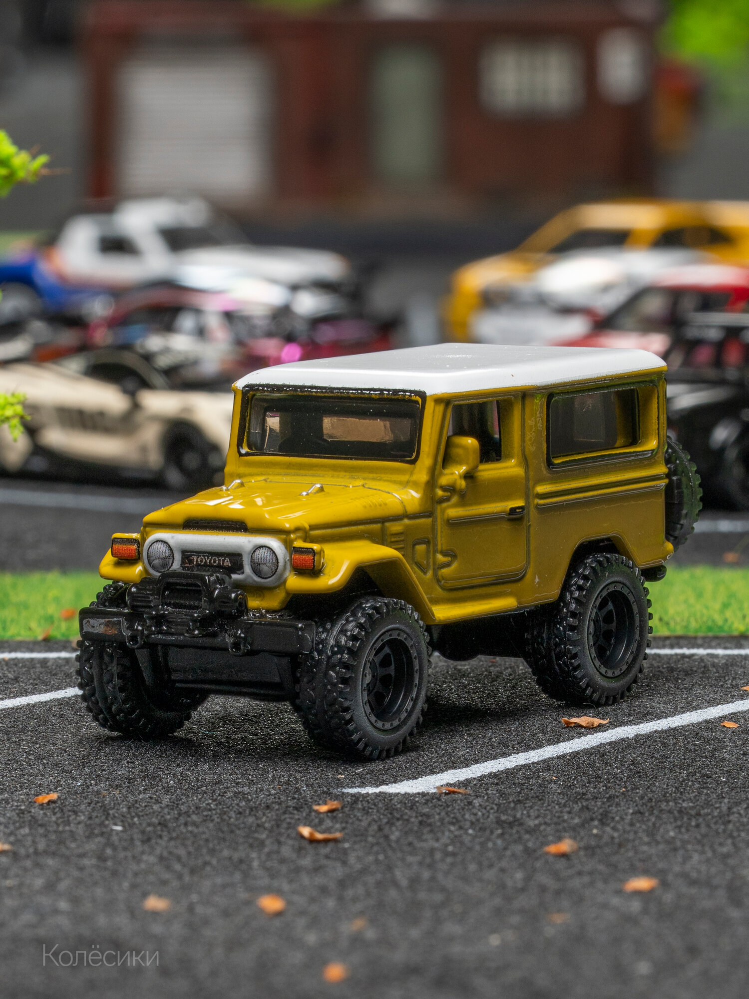 Машинка Hot Wheels Premium Toyota Land Cruiser FJ43