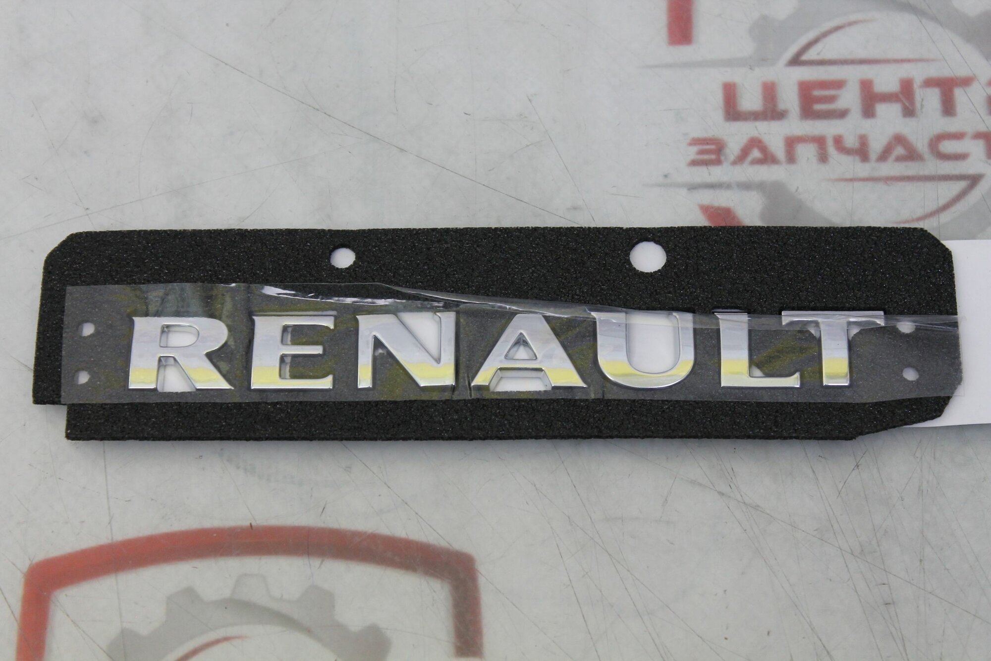 Эмблема RENAULT 908923876R