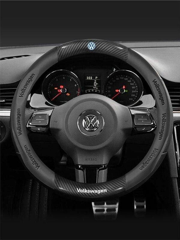 Оплетка на руль чехол из черной экокожи Volkswagen Форма круглая Размер M Диаметр 37-39 см оплетка на руль чехол на руль автокожзам