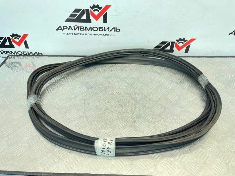 Уплотнитель двери багажника toyota Corolla Fielder 2018 6788113270 NRE161G 2NRFKE (с пробегом)