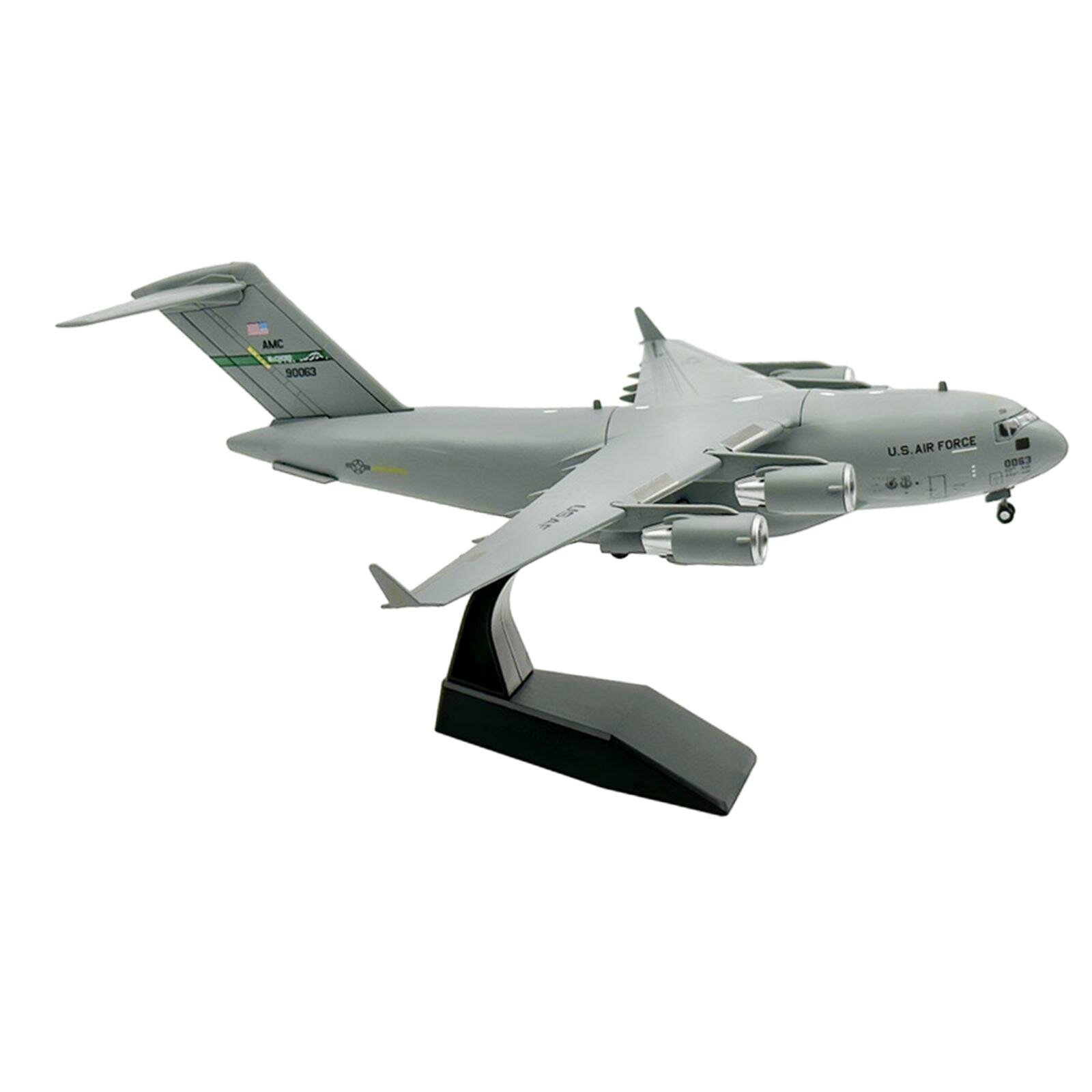 Модель самолета C17 из сплава в масштабе 1/200, литая под давлением, с подставкой для демонстрации на книжной полке.