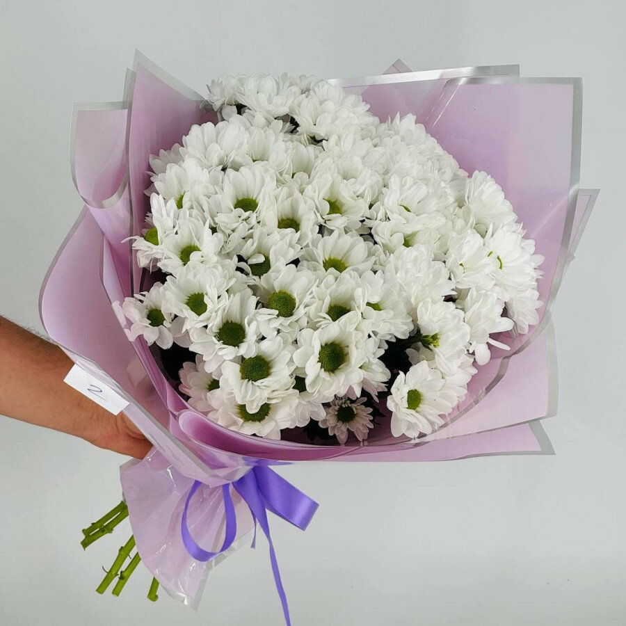 Букет из 13 белых кустовых хризантем для мамы