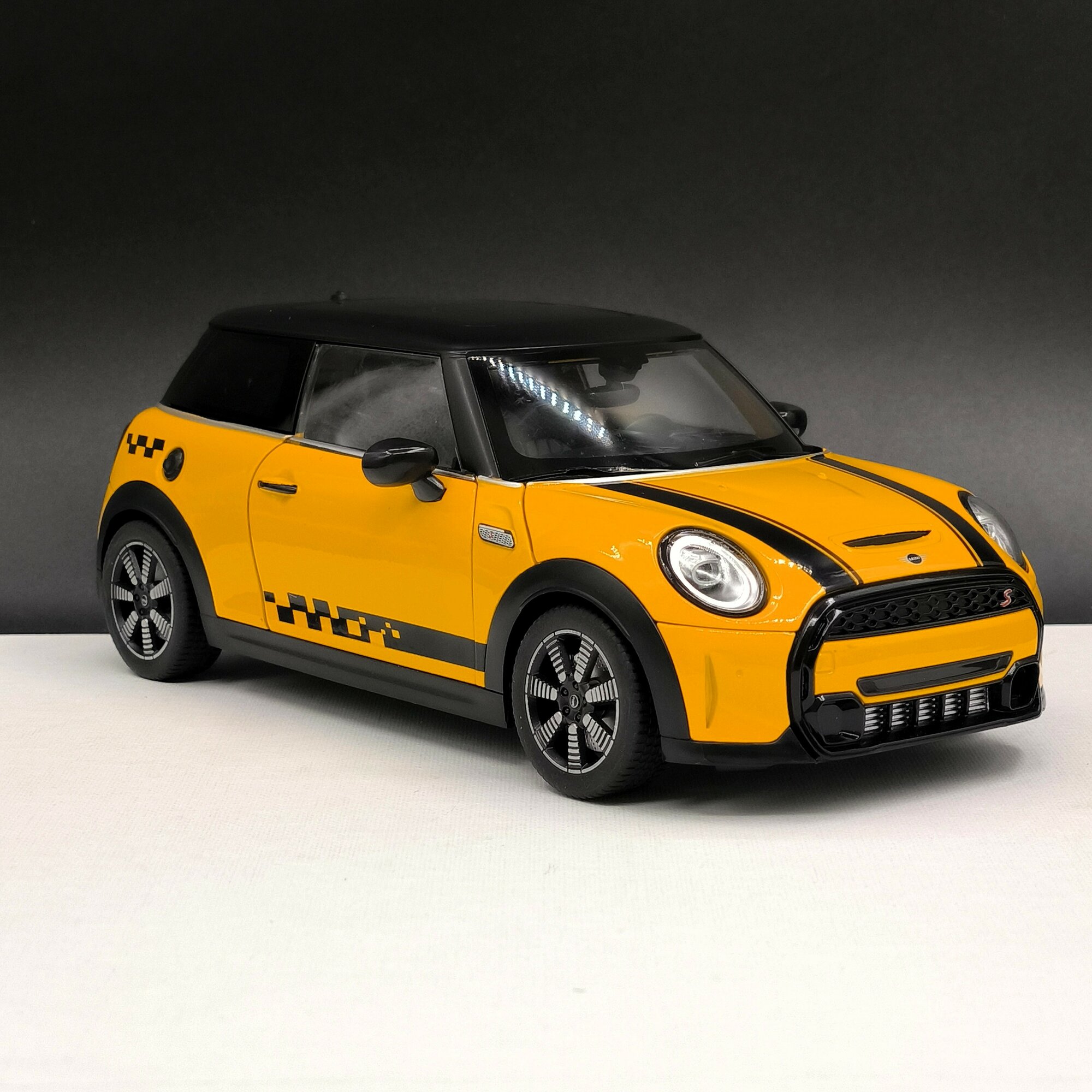 Машинка коллекционная металлическая Mini Cooper S III Масштаб 1:18