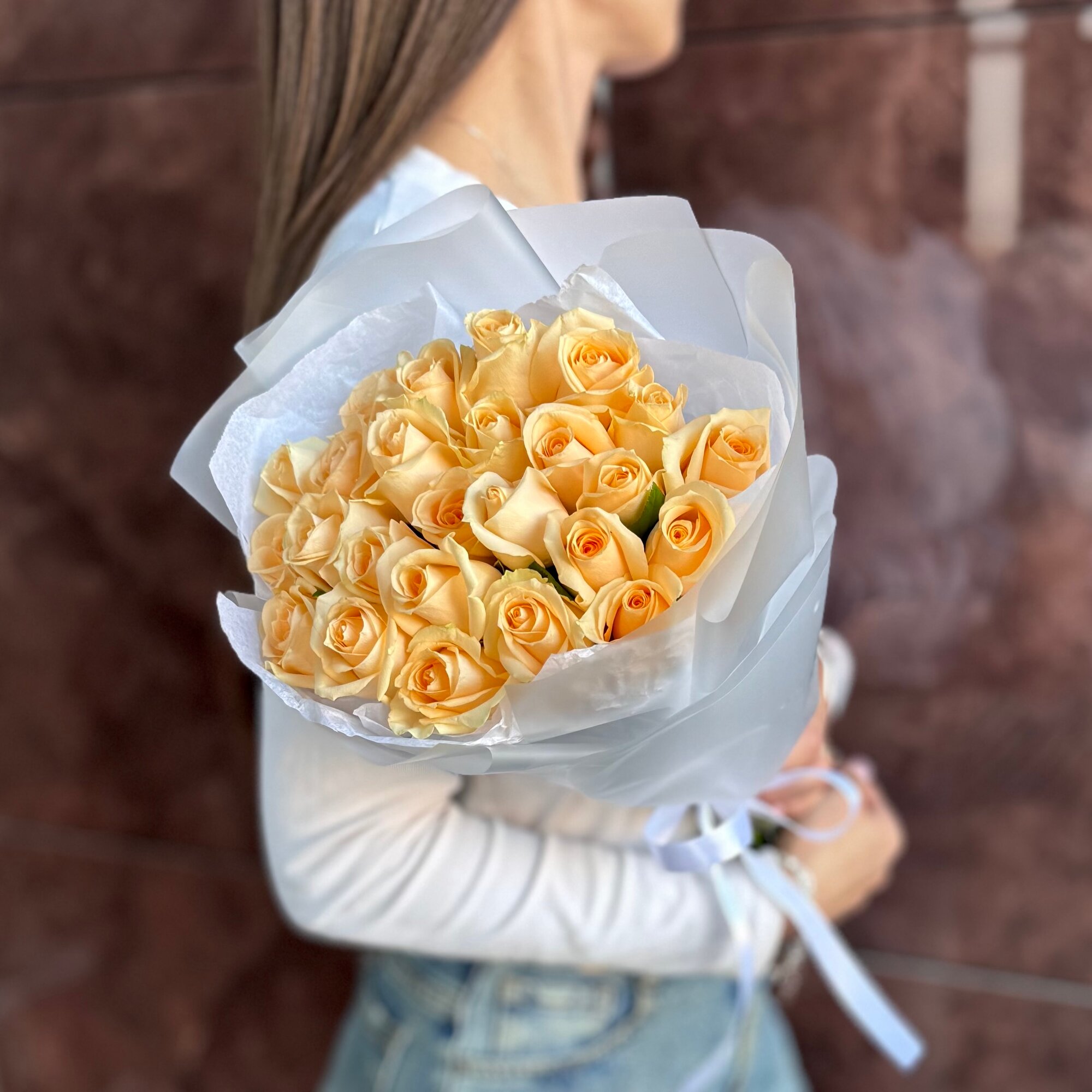 Монобукет ярких и солнечных роз в упаковке от Skyflora «солнечный блик»
