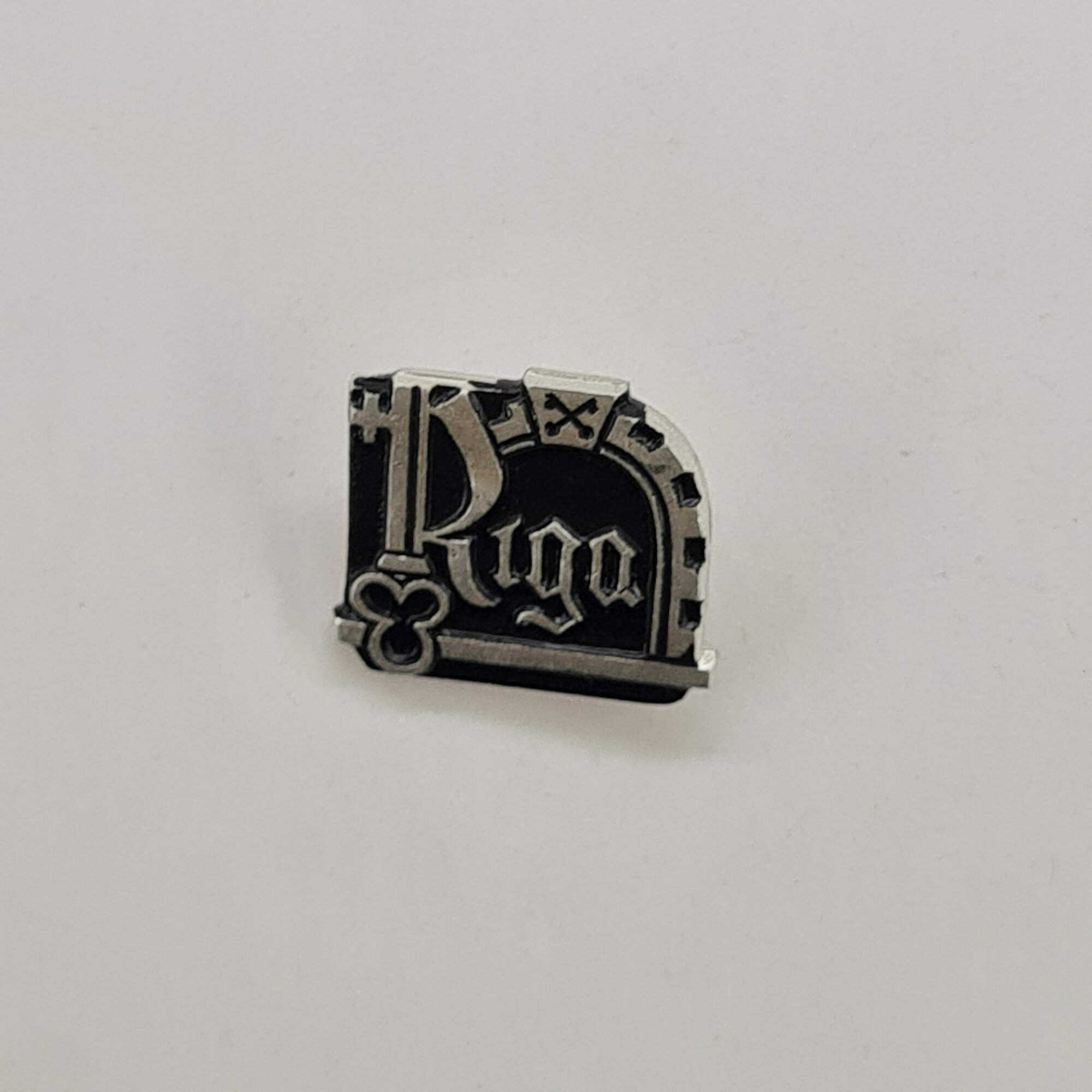 Значок СССР. Рига, город Прибалтики, надпись Riga и декоративная арка. Винтажный значек.