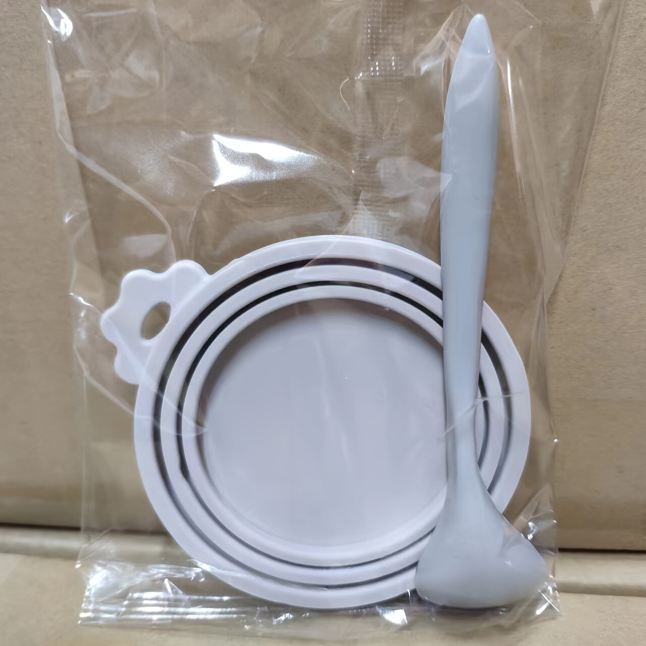 Силиконовые крышки для консервных банок для корма собак и кошек, 2 шт, серый цвет, с ложкой для кормления, герметичные, подходят для стандартных банок