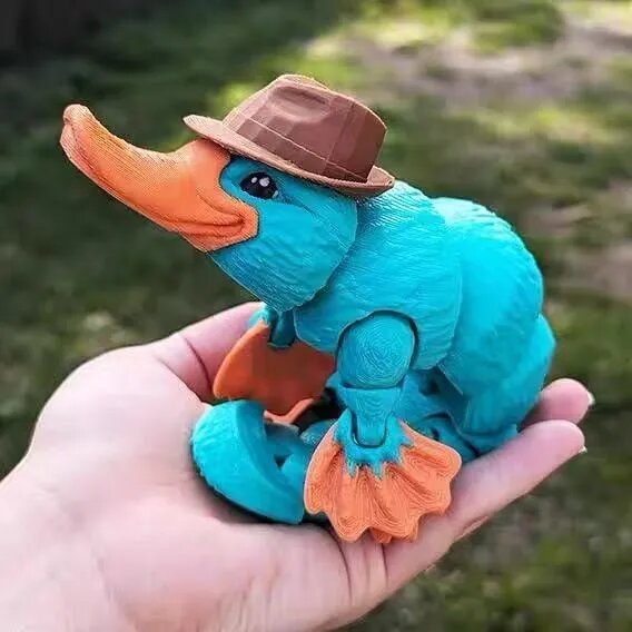 Игрушка-утконос напечатанная на 3D-принтере с шарнирной конструкцией и подвижными руками и ногами
