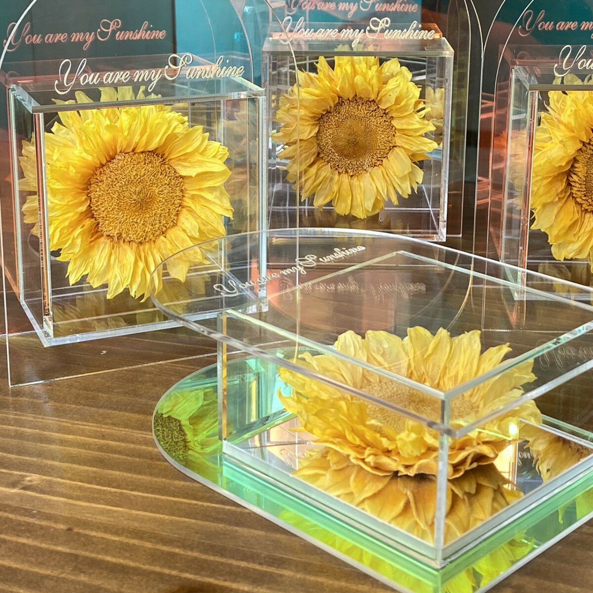 Искусственные подсолнухи, сохраненные цветы, композиция 13x6x18 см с подарочной сумкой, открыткой и наклейкой для